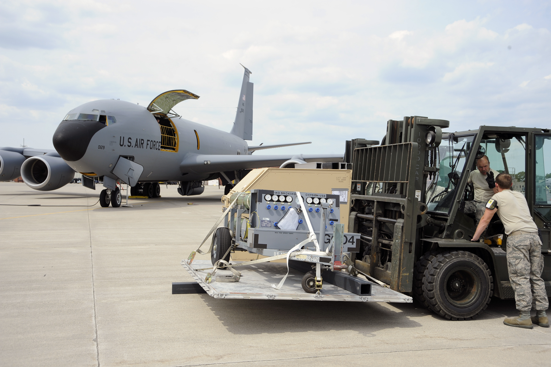 Swapping out cargo for deployment > 127th Wing > Article Display