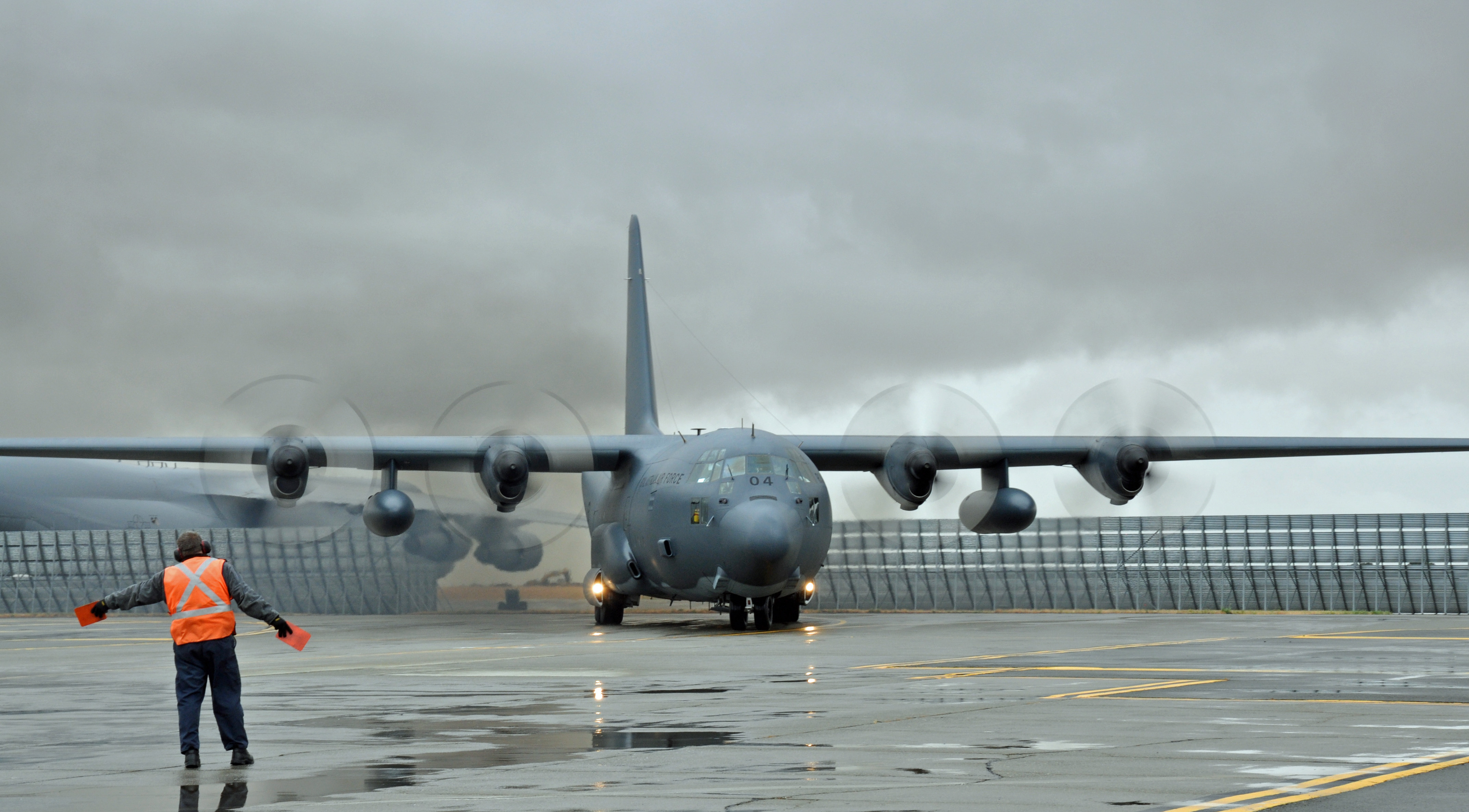 Follow me: Transient alert team helps aircraft in transit > Air ...