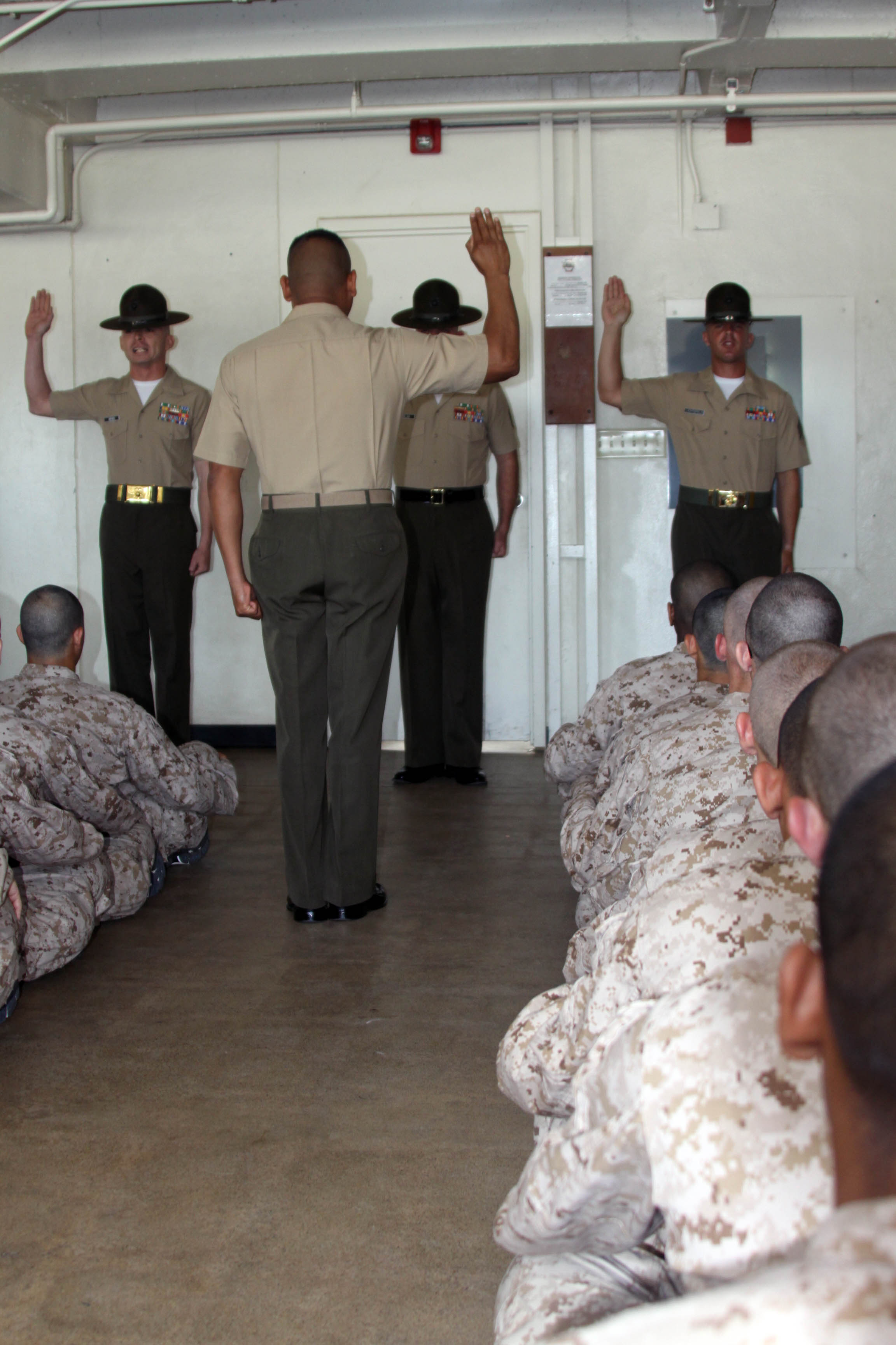 Co. B meets their drill instructors > United States Marine Corps ...