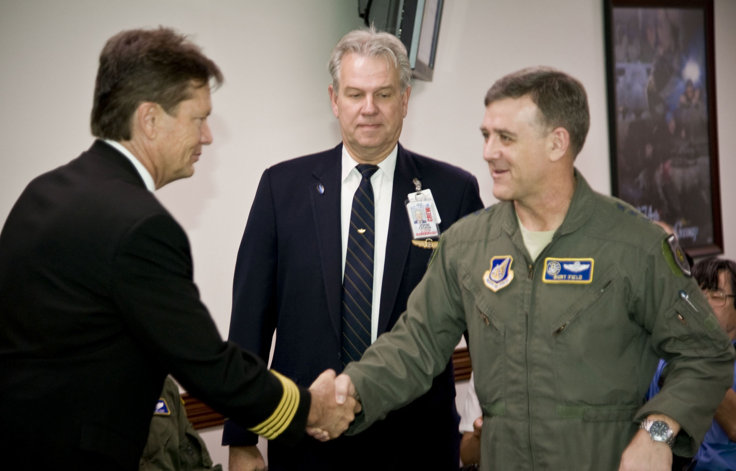 Commercial airline pilots visit Yokota, present token of thanks ...