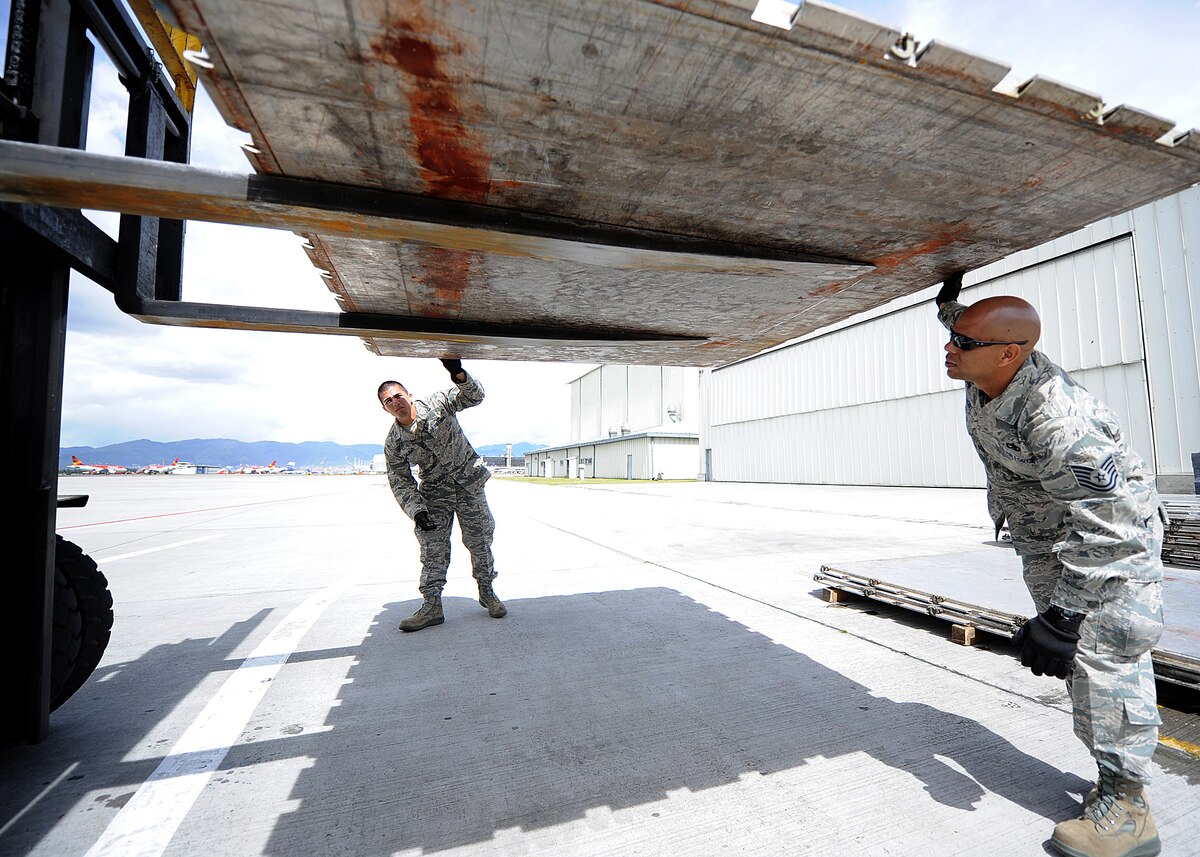 MSAS air advisors inspect pallets > Twenty-First Air Force & U.S. Air ...