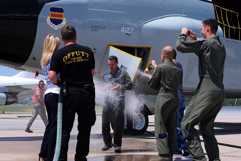 General "Bits" Bacon takes his fini flight > Offutt Air Force Base > News