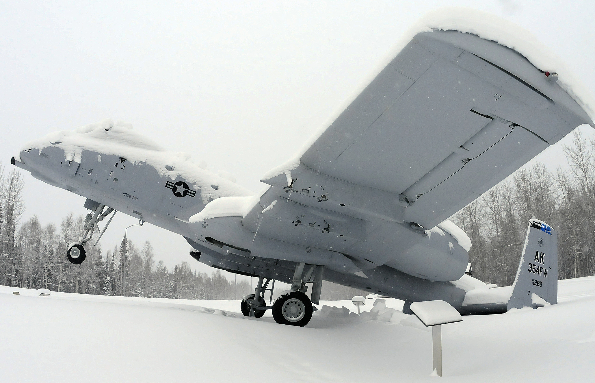 Heavy snow hits Eielson > Eielson Air Force Base > Display