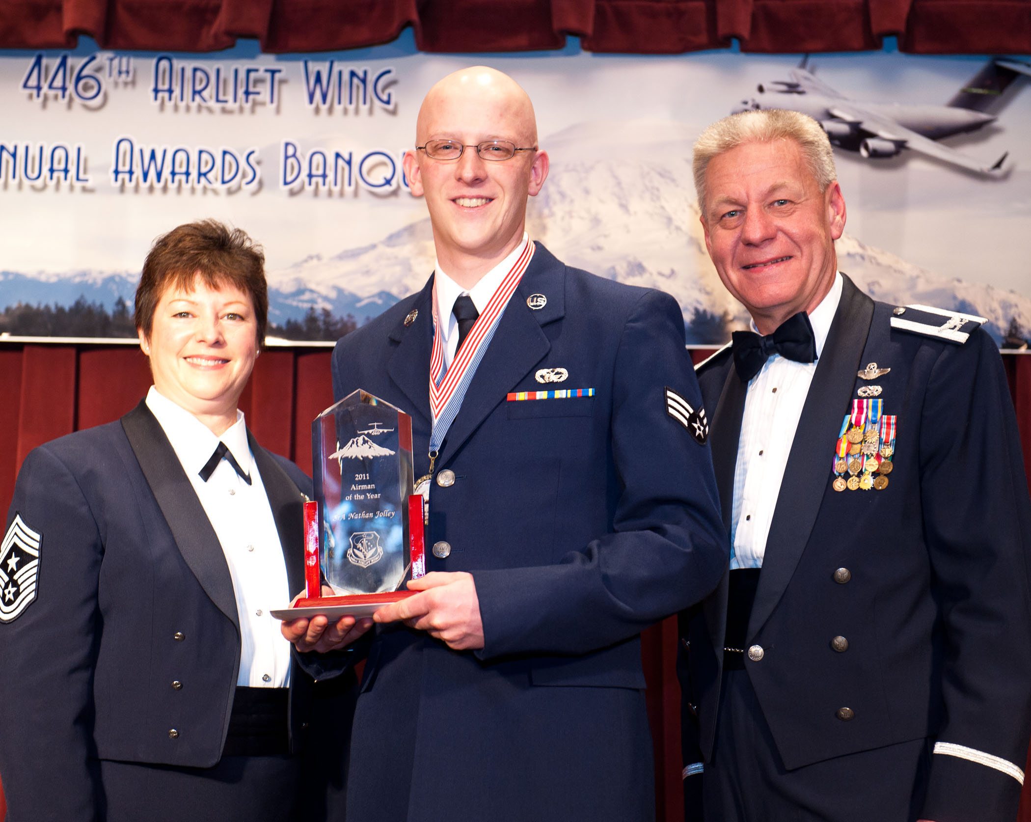 446th AW recognizes excellence at Annual Awards Banquet > 446th Airlift ...