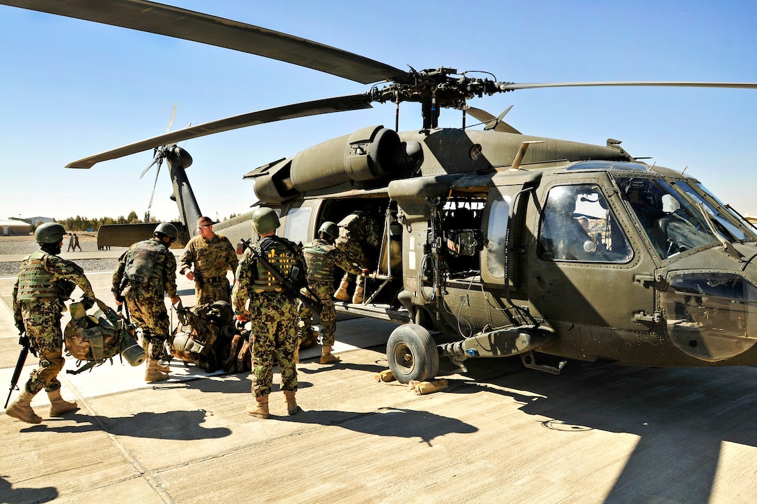 A U.S. Army crew chief, center, observes Afghan soldiers practice ...