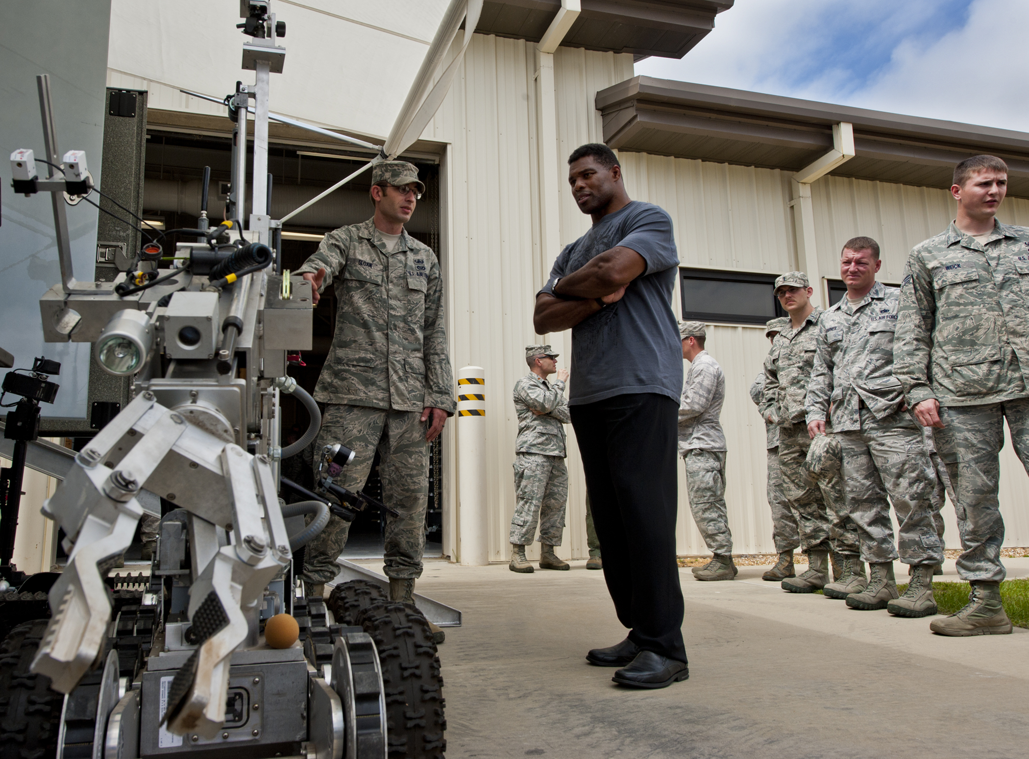 Herschel Walker visits, inspires Team Eglin > Eglin Air Force Base ...