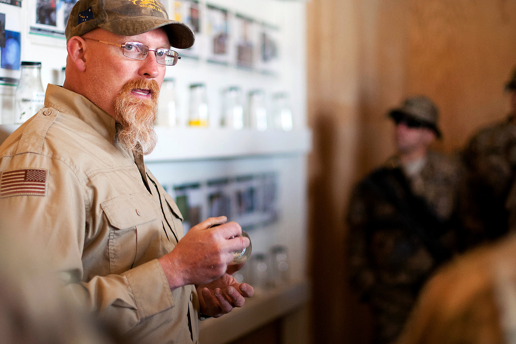 A civilian instructor teaches U.S. Army soldiers about commonly ...
