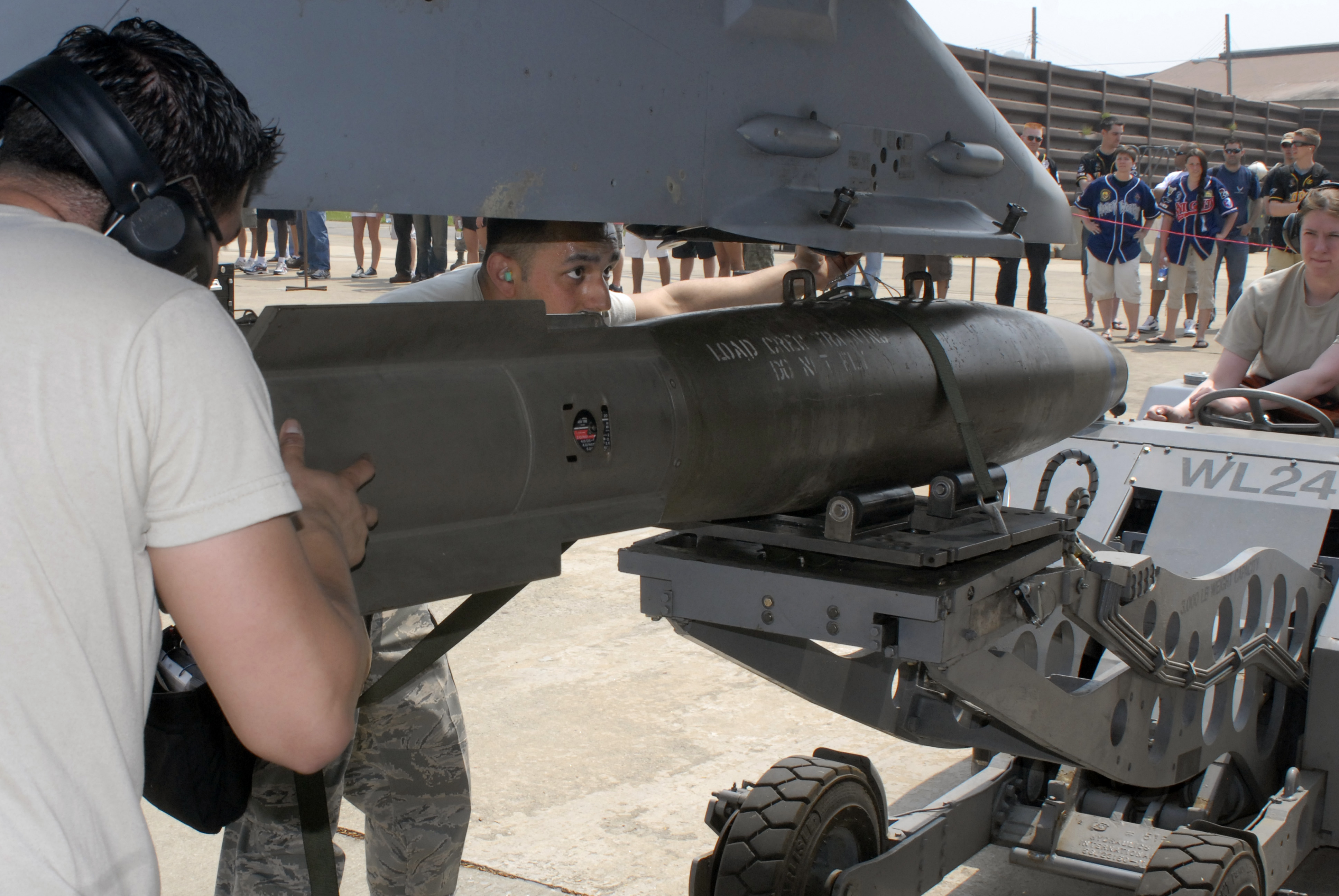 Osan, Kunsan weapons loaders face off during Weapons Fest > Osan Air ...