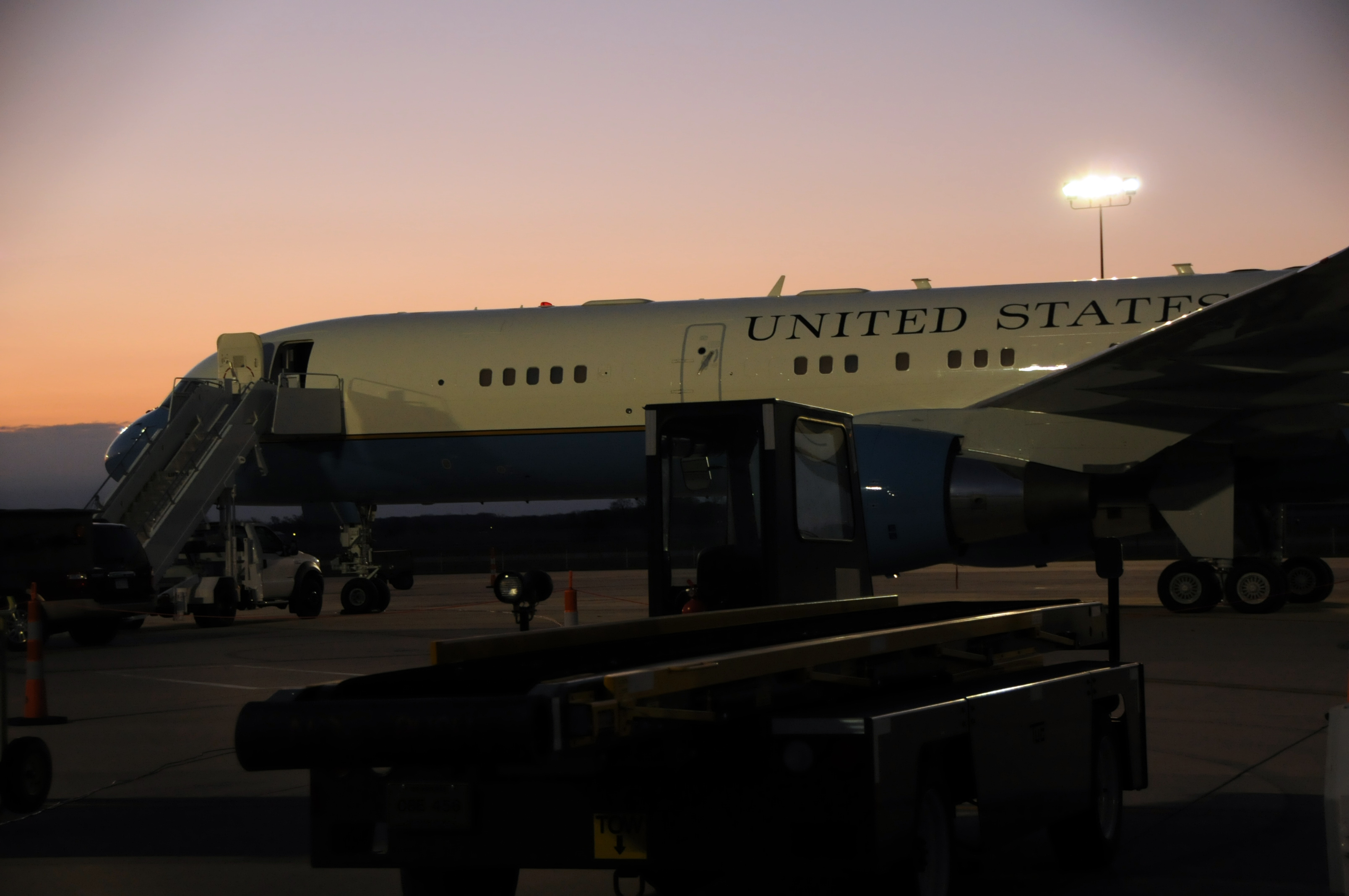 President Obama flies out of Springfield ANG base.