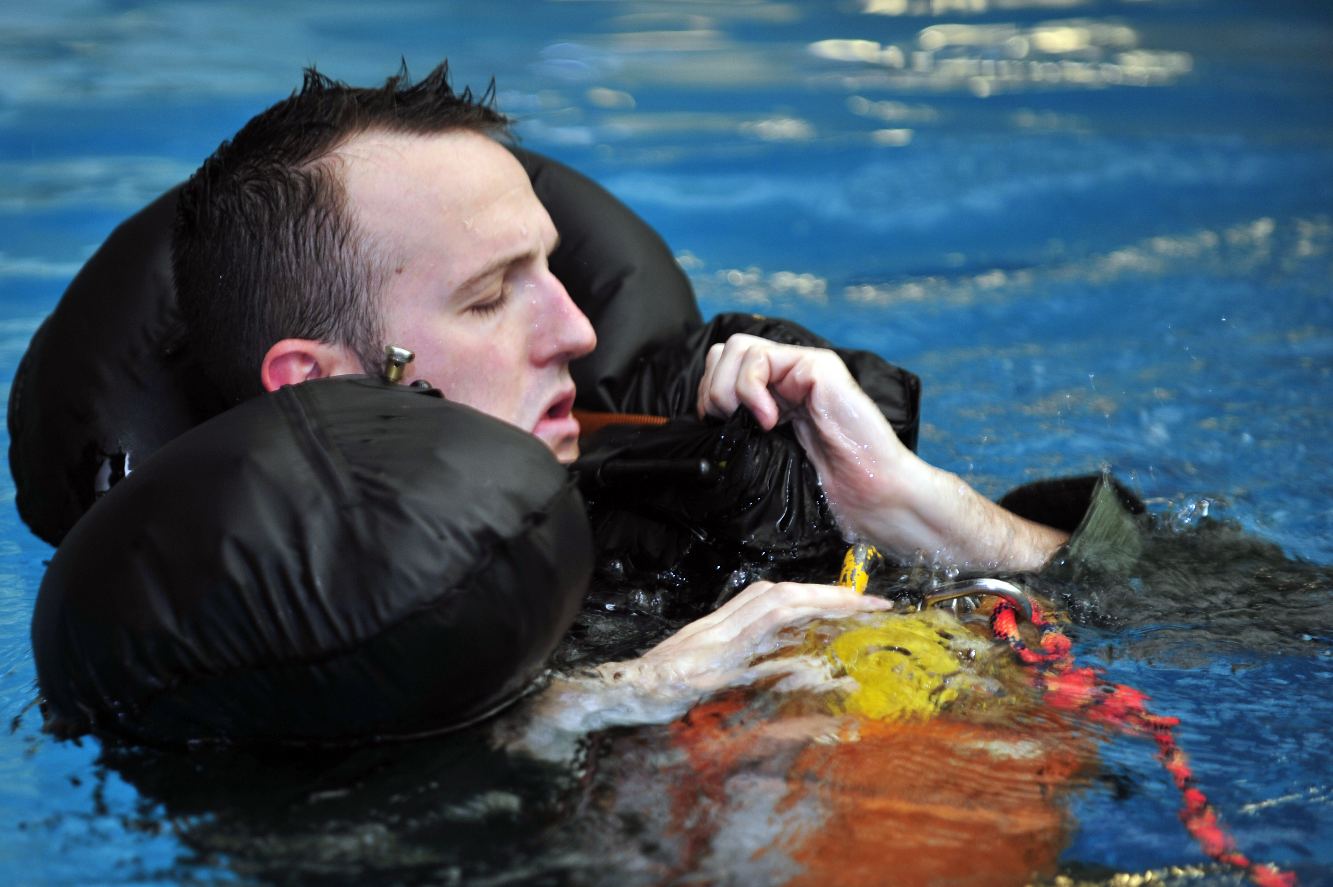 Water survival training provides aircrew with life-saving skills > Osan ...