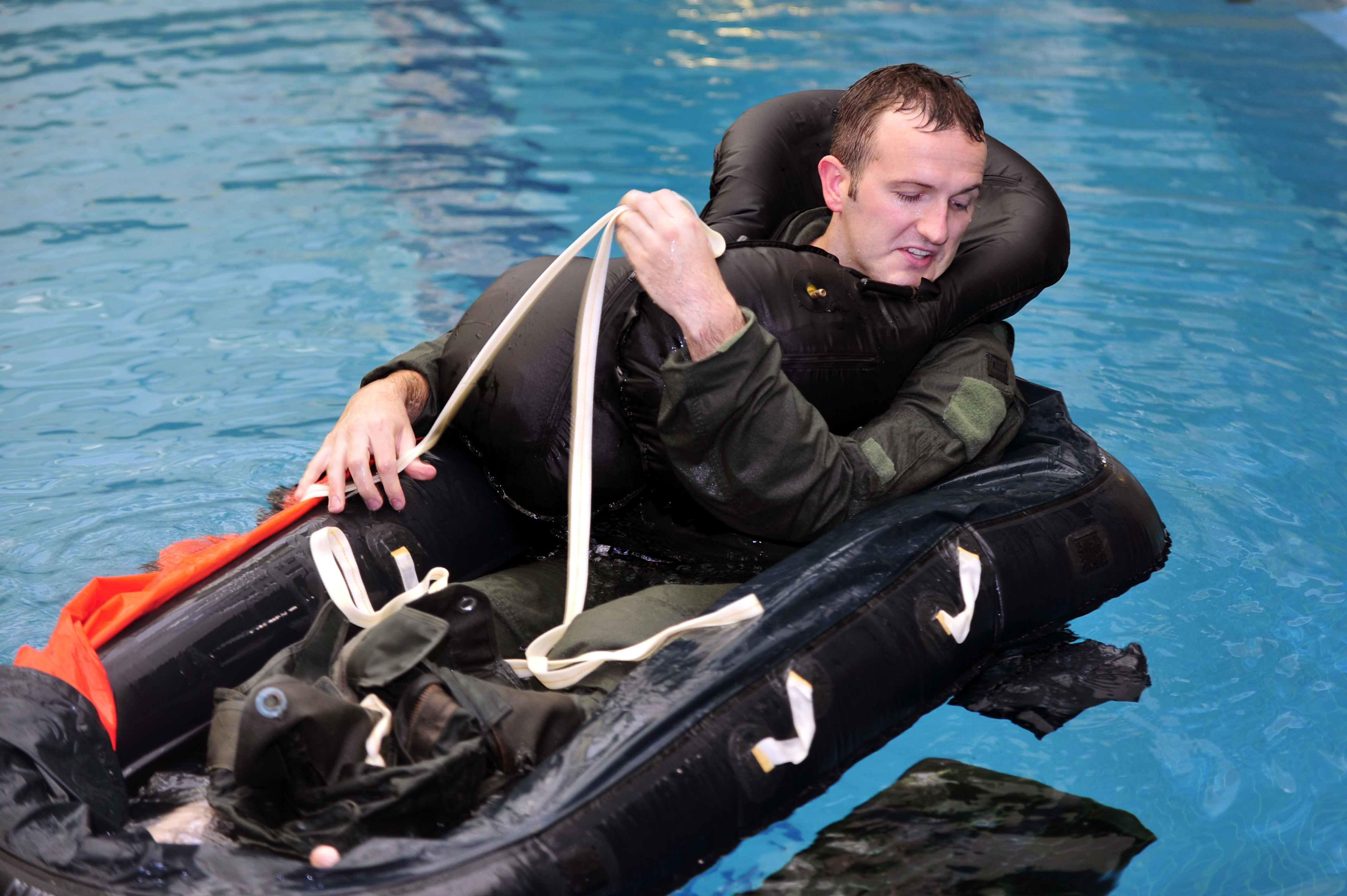 Water survival training provides aircrew with life-saving skills > Osan ...