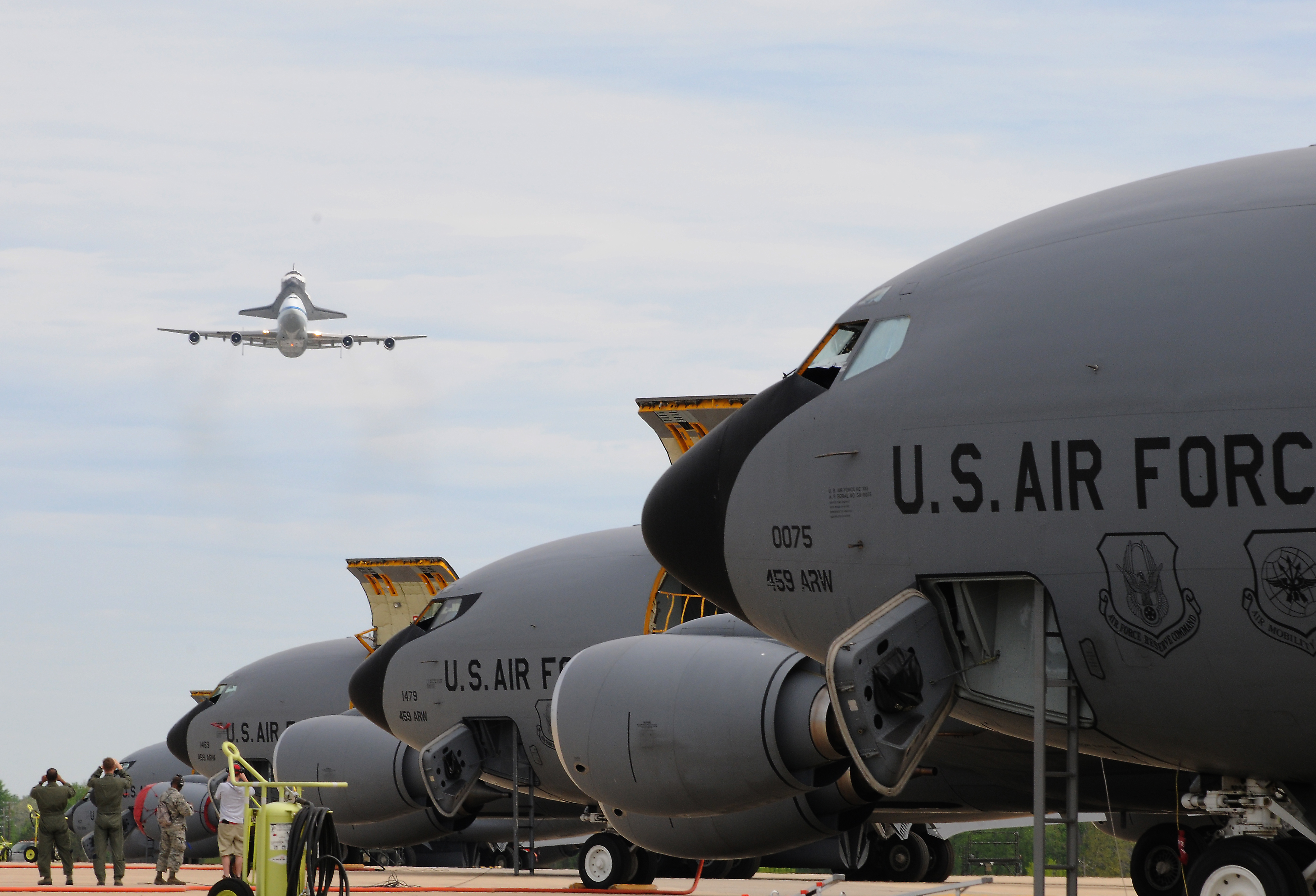 Space Shuttle Discovery flys by JBA > Air Force Reserve Command > News ...