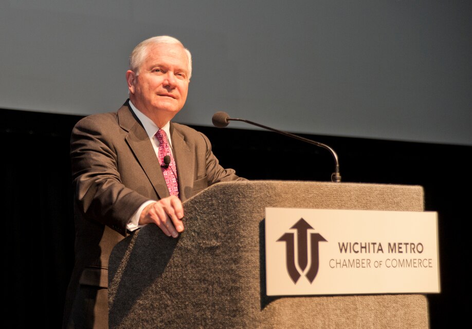 Gates pays tribute to Kansas service members > Marine Corps Base ...