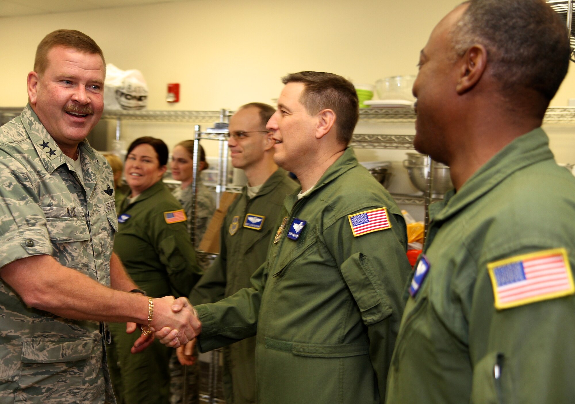 General Kyle meets 932nd AW flight attendants > 932nd Airlift Wing ...