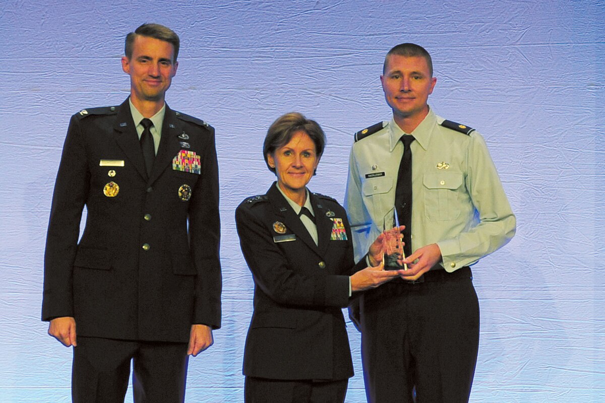 898 MUNS commander receives award > Kirtland Air Force Base > Article ...