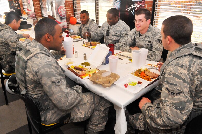 Airmen enjoy Thanksgiving meal > Robins Air Force Base > Article Display