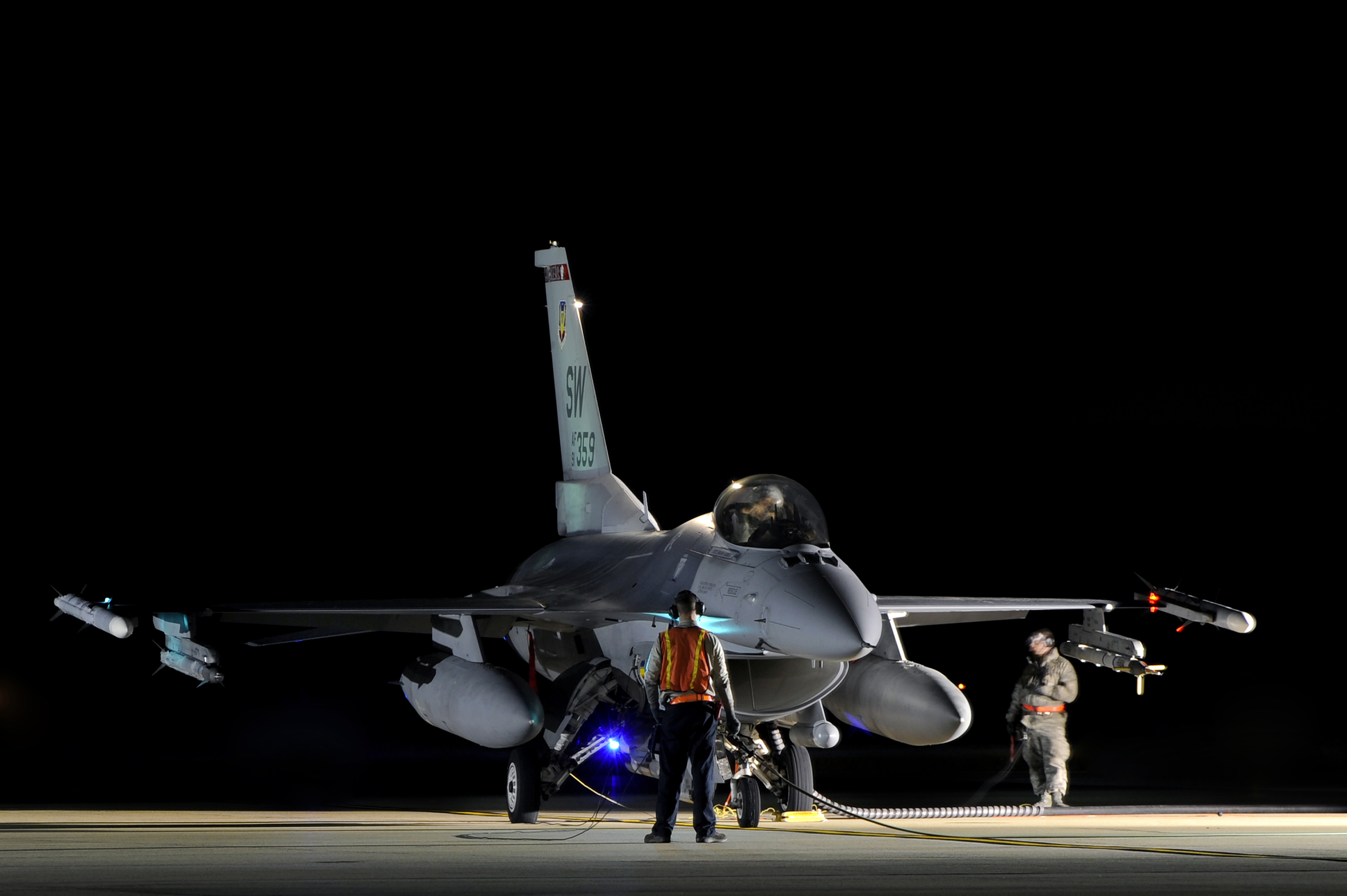 F-16 Hot Pit Refueling