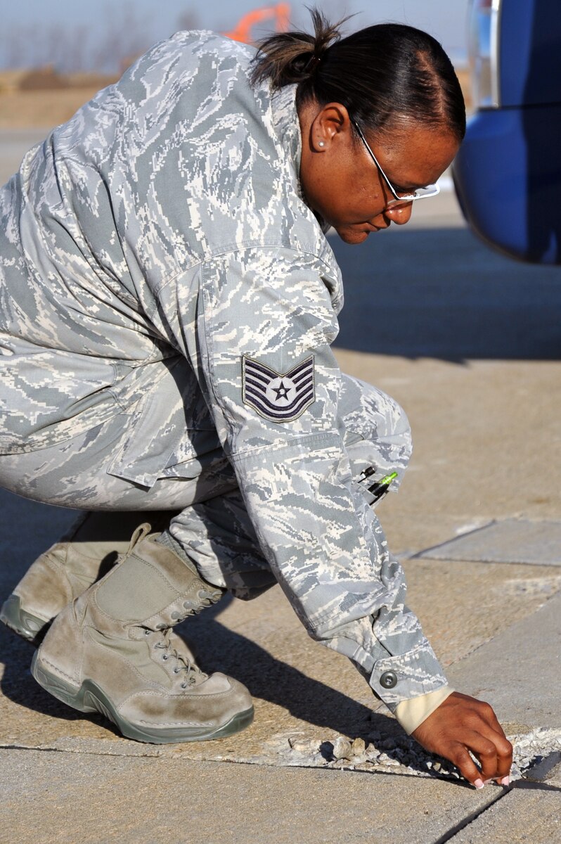Airfield management keeps flight line in check > Osan Air Base ...