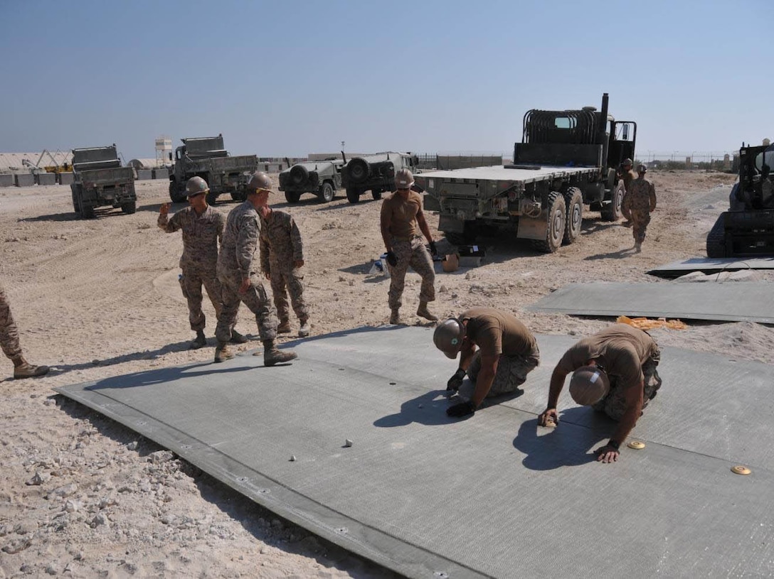 121112-N-ZZ999-011 BAHRAIN (Nov. 12, 2012) U.S. Sailors assigned to ...