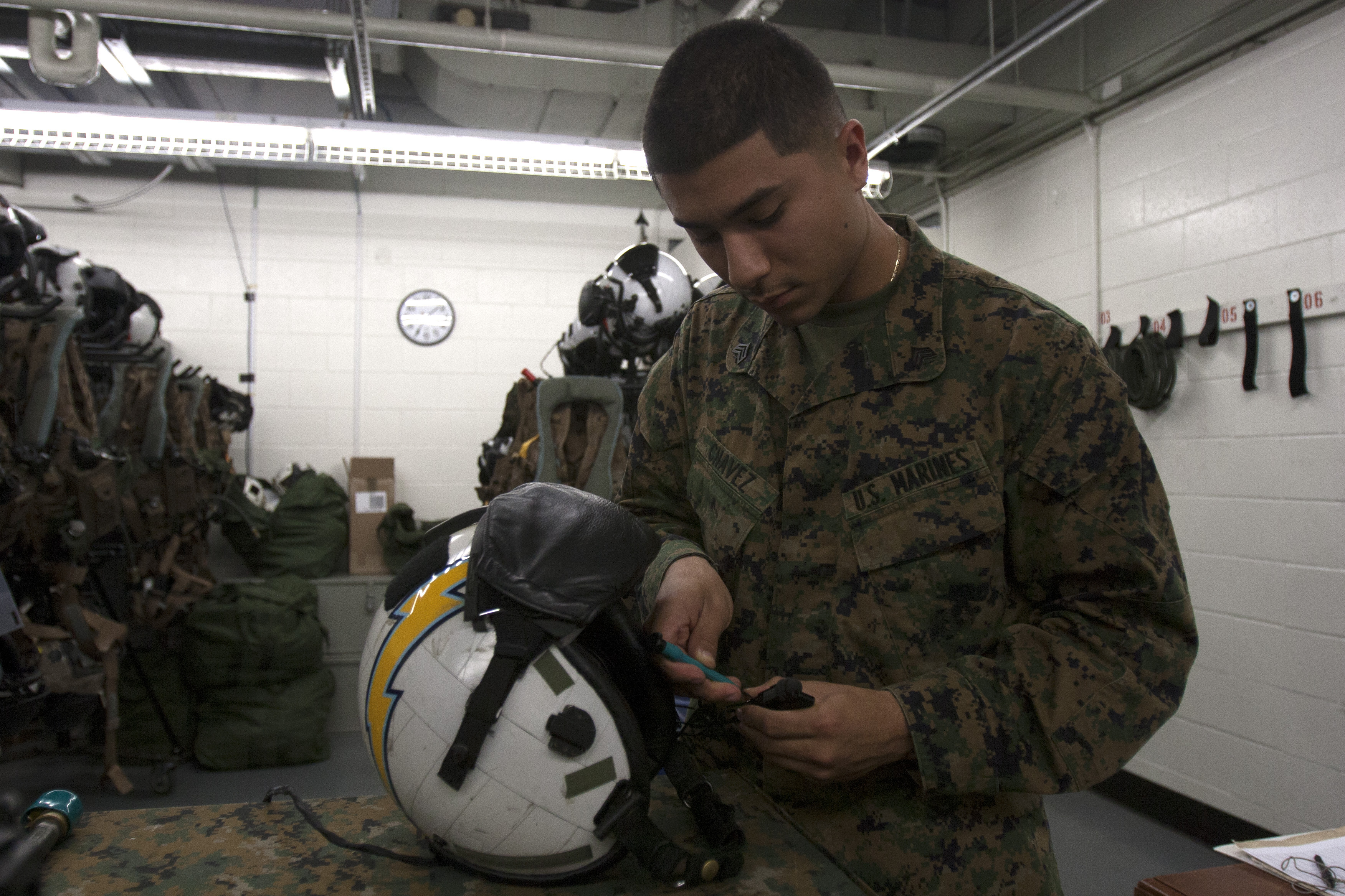 Service vest soon: flight equipment technicians