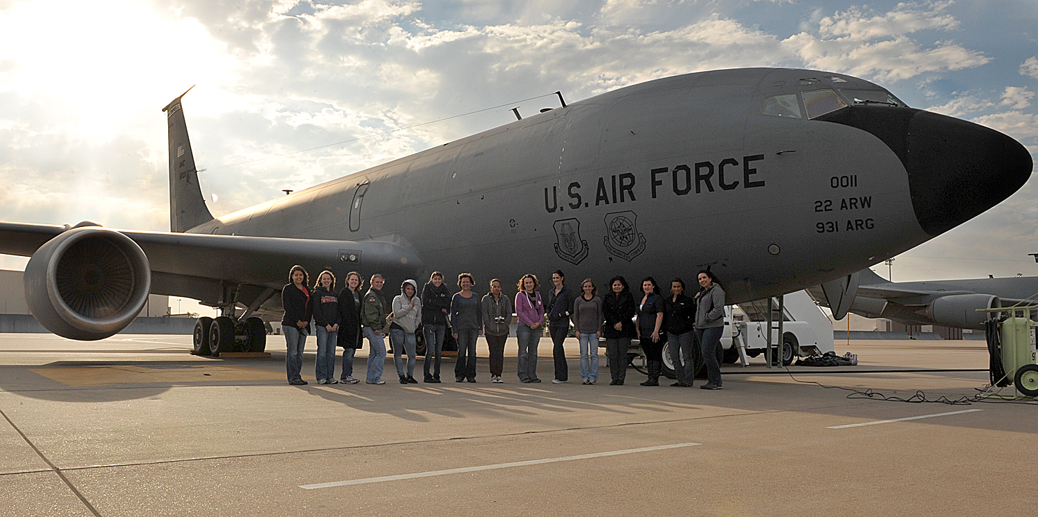 Witnessing their spouses' role in the refueling mission > Air Mobility ...