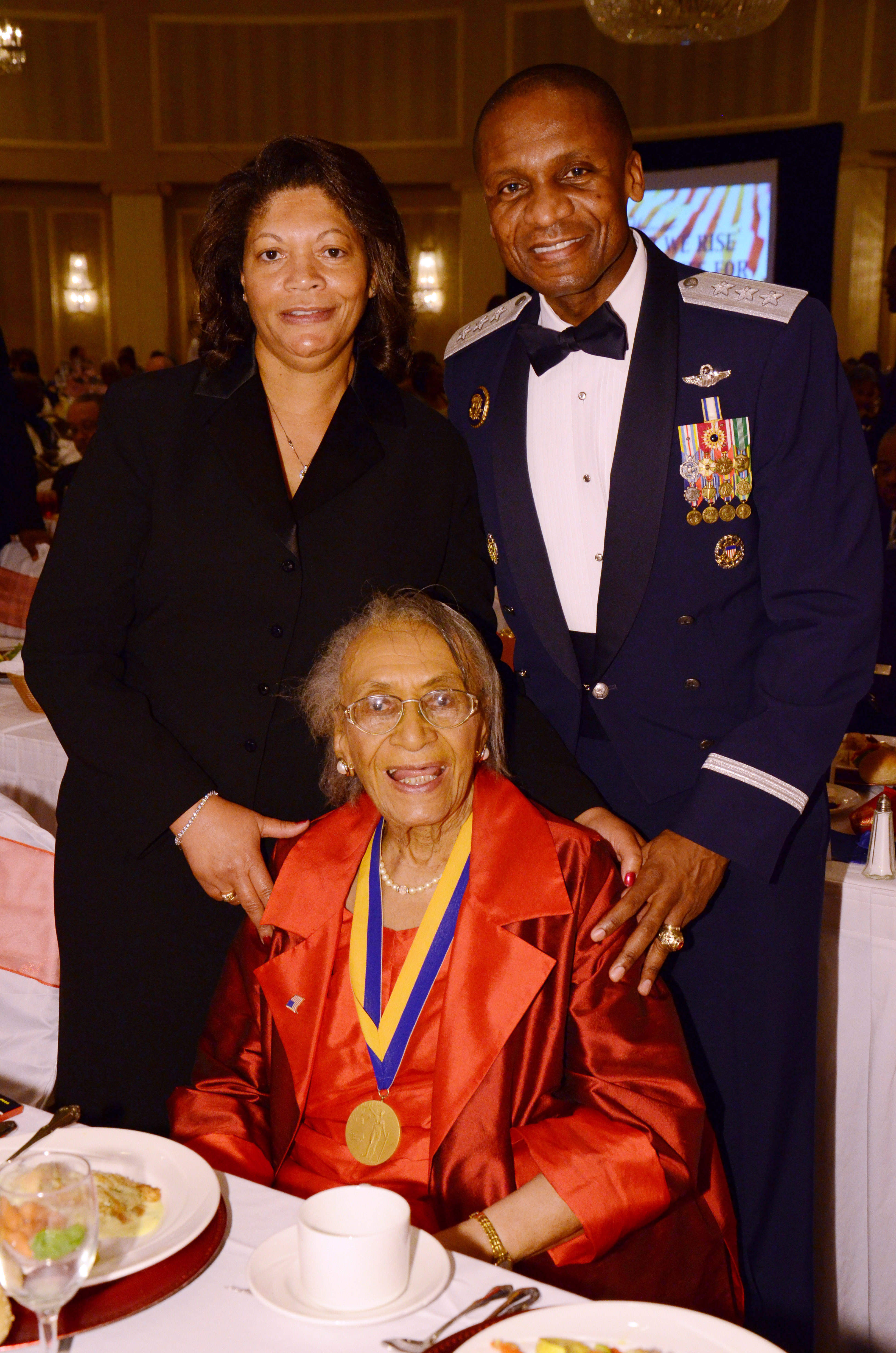 Lt. Gen. McDew accepts award for Scott Air Force Base