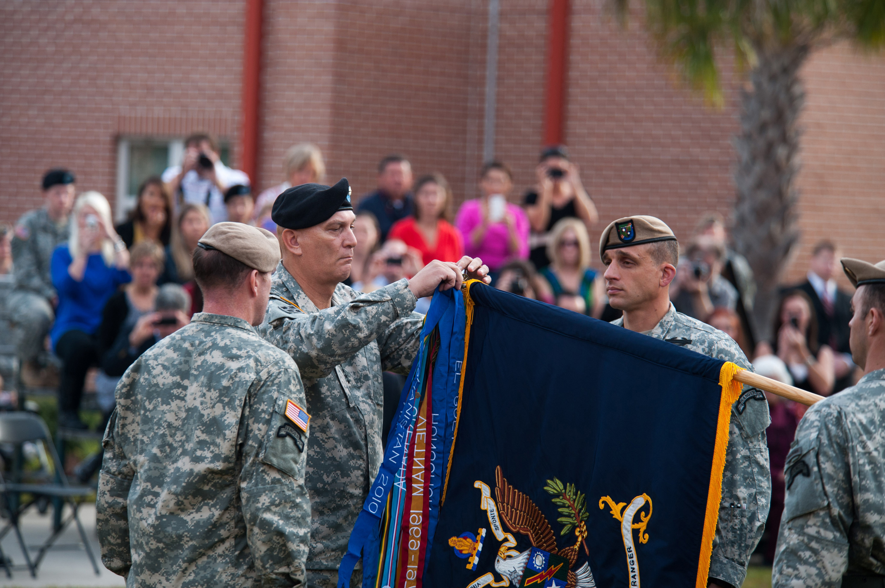 Army Chief of Staff Gen. Ray Odierno presents the Presidential Unit ...