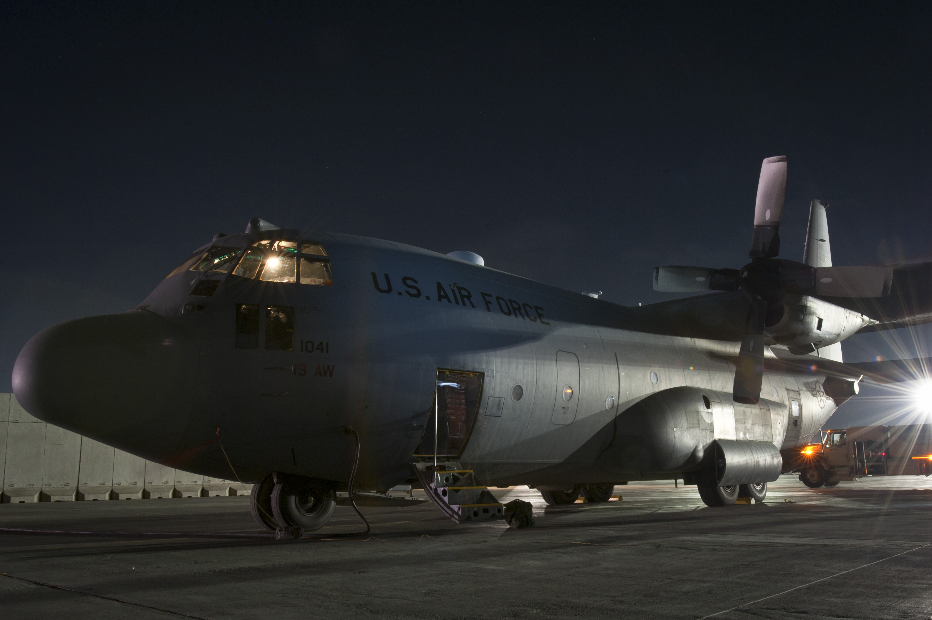 Hercules flies through the night > Air Force > Article Display