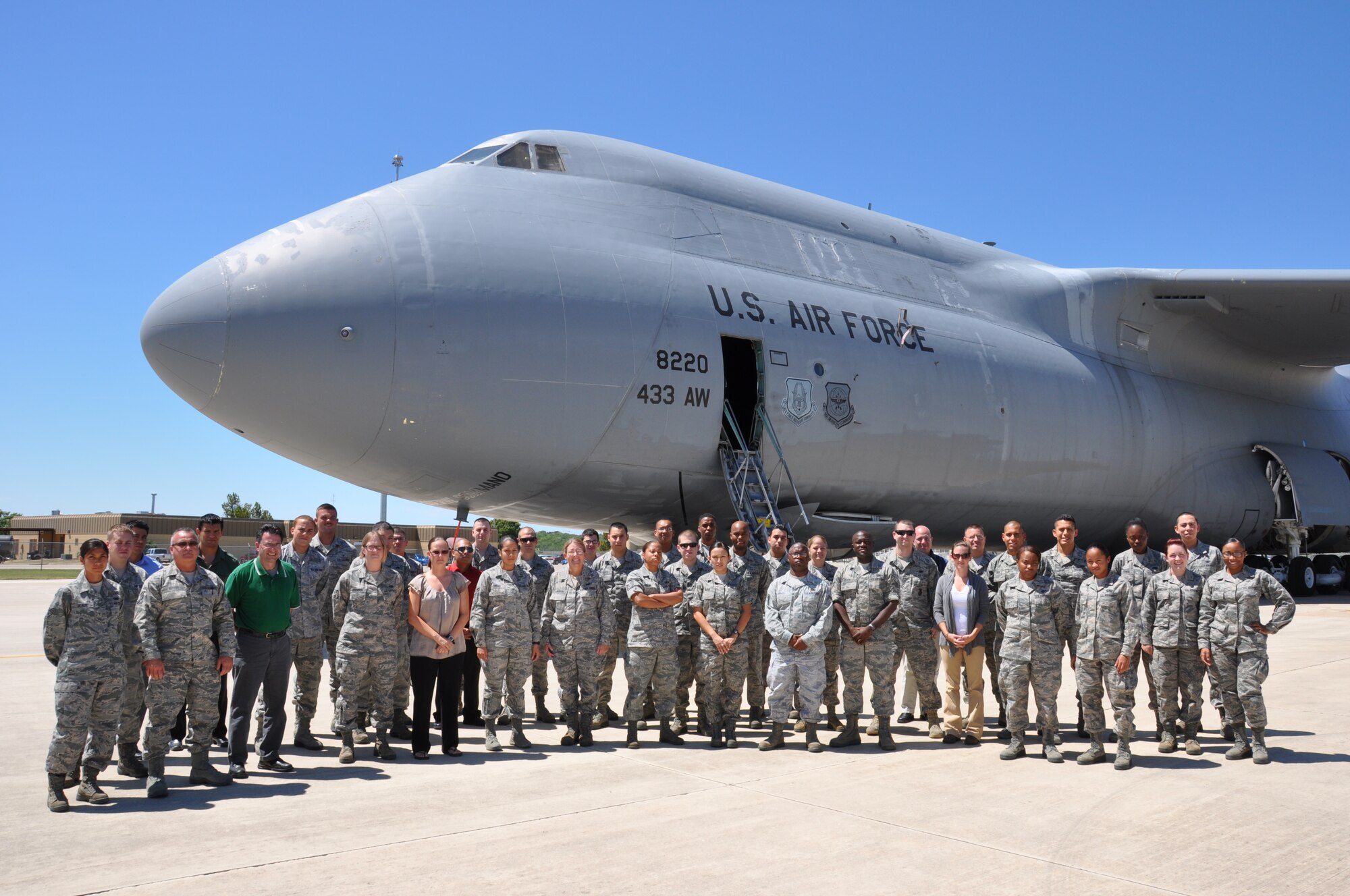 Alamo Wing welcomes new nembers > 433rd Airlift Wing > Article Display