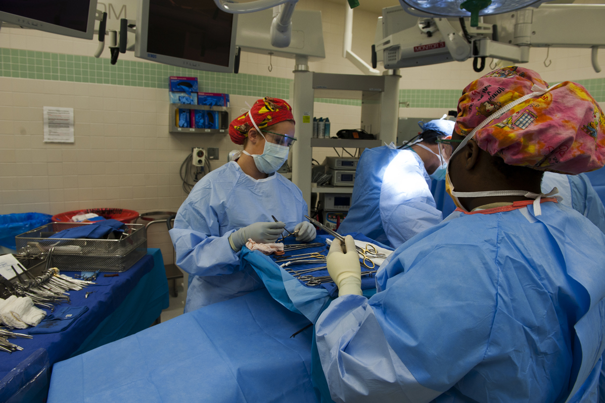 Surgical technicians' backstage work recognized > Air Force Medical ...