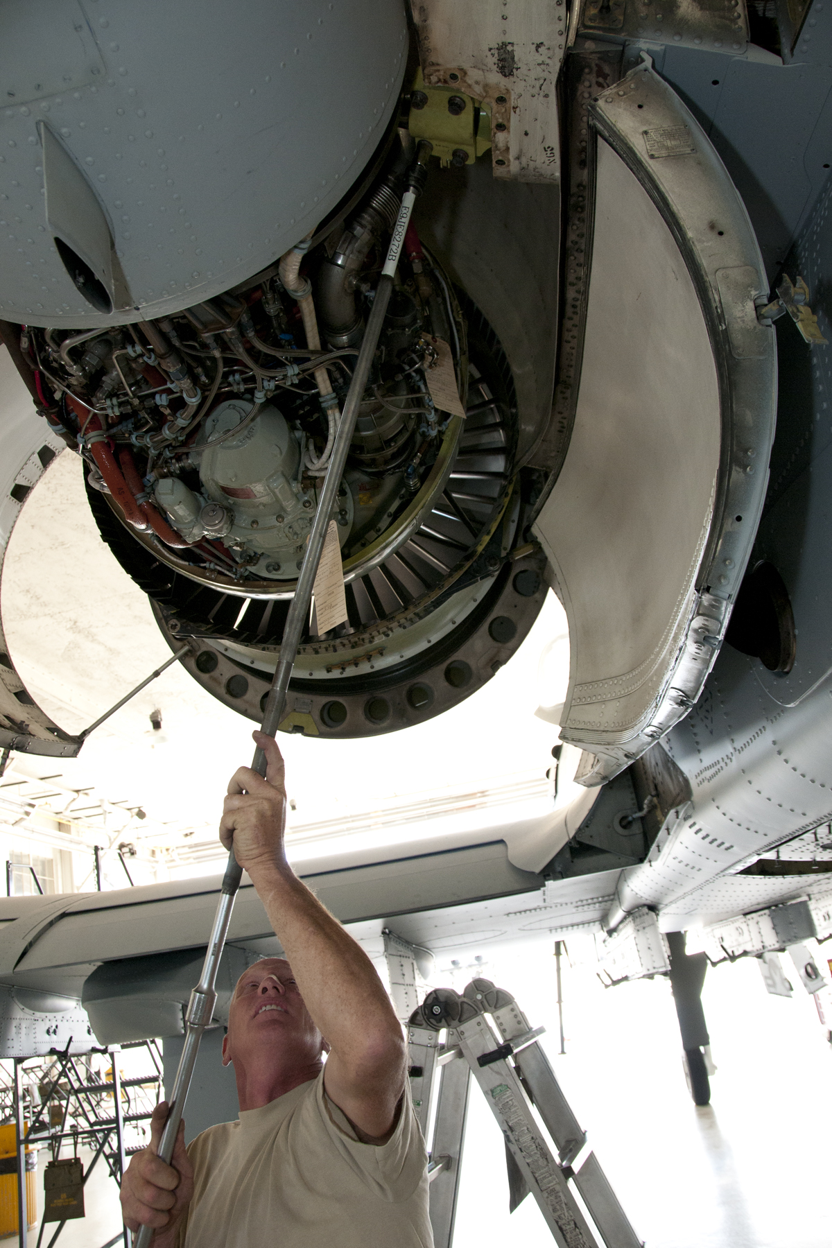 Airmen Work Together in A-10 Engine Install > Air National Guard ...