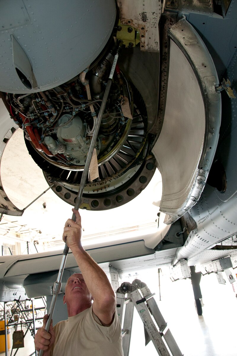 Airmen Work Together in A-10 Engine Install > Air National Guard ...