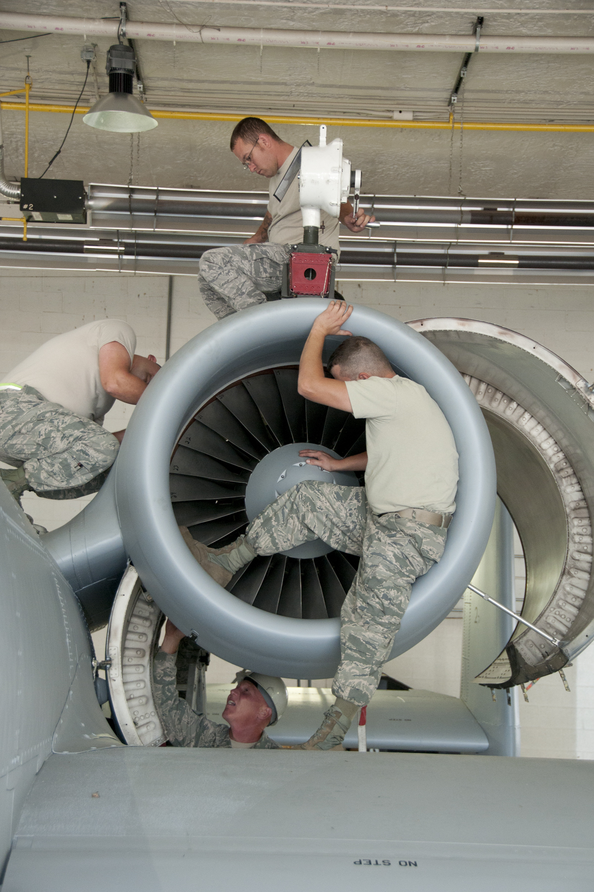 Airmen Work Together in A-10 Engine Install > Air National Guard ...