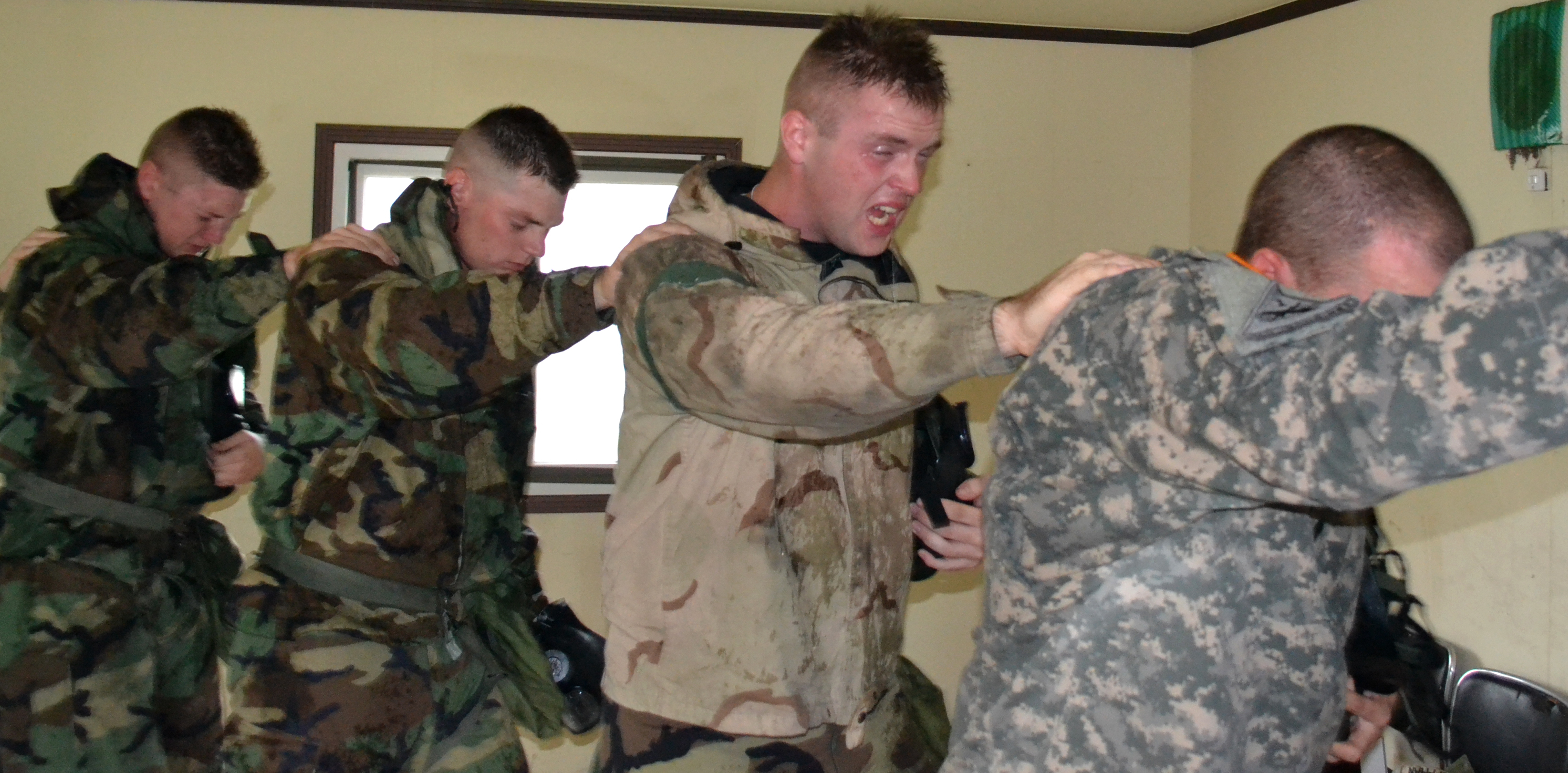 Army recieves gas mask training