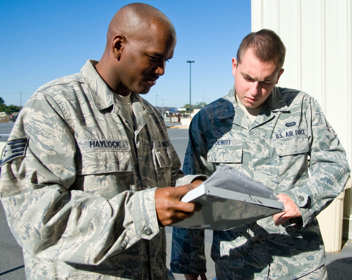 Couriers control critical cargo > Air Mobility Command > Article Display