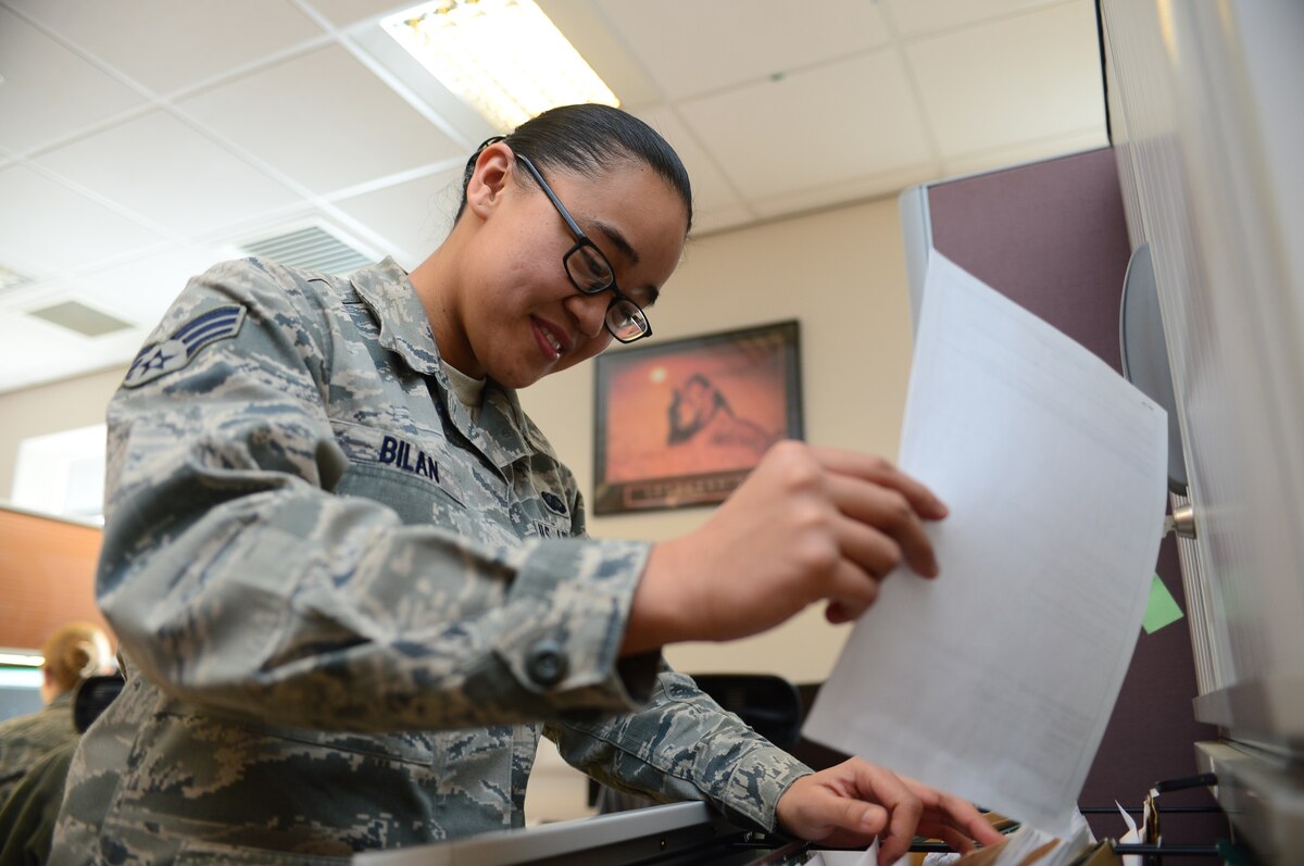 Financial analyst displays "Excellence in All We Do" > Royal Air Force ...