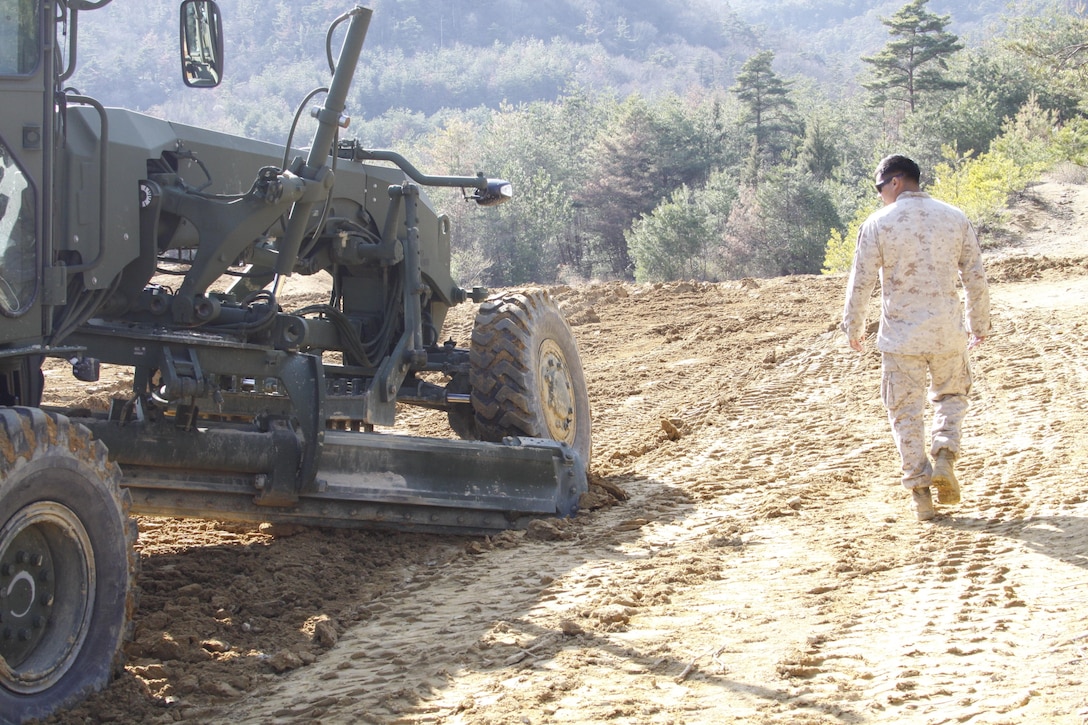 MWSS-171 heavy equipment Marines refine skills during Thunder Horse