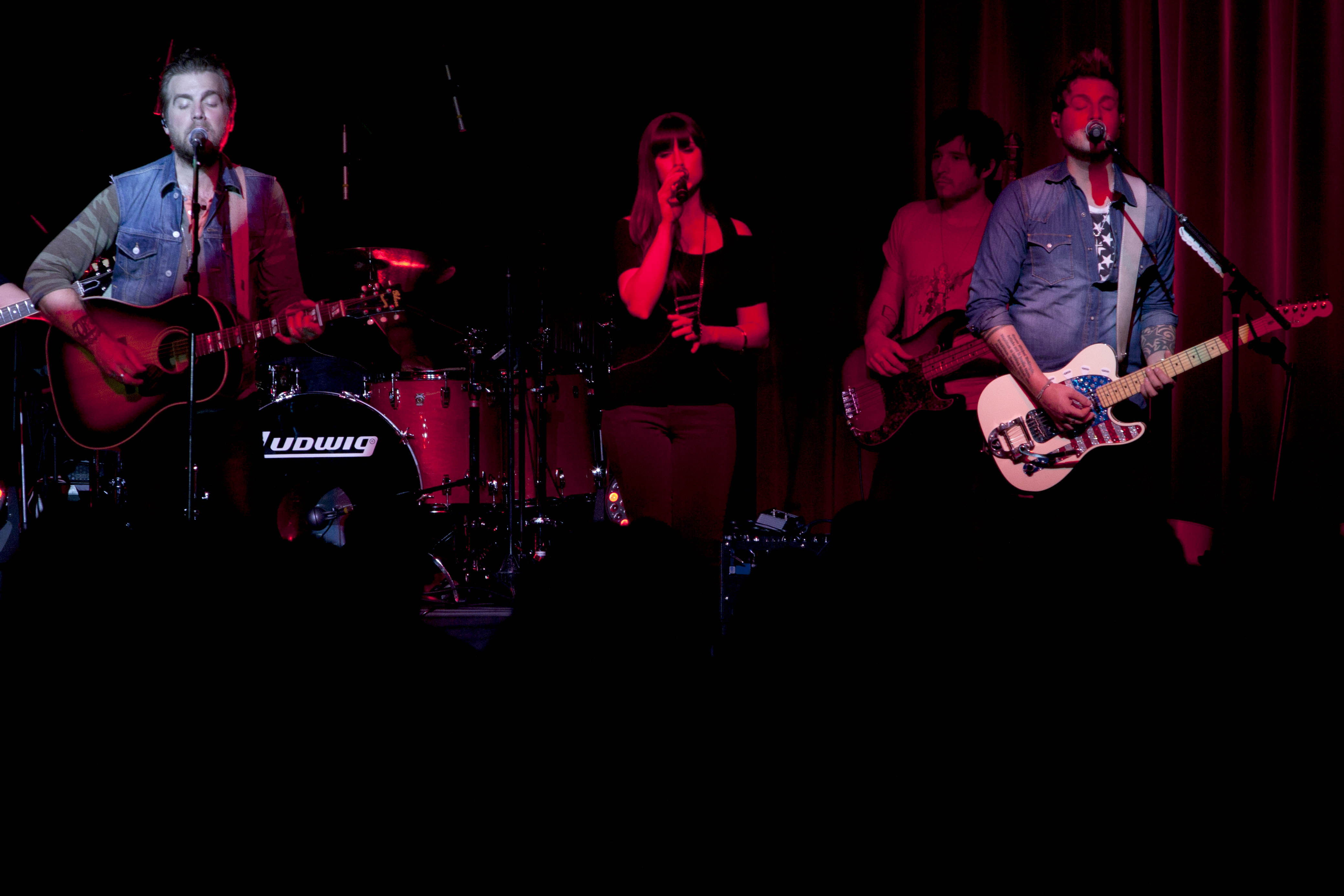 Lee presents POW!er concert to Pendleton heroes