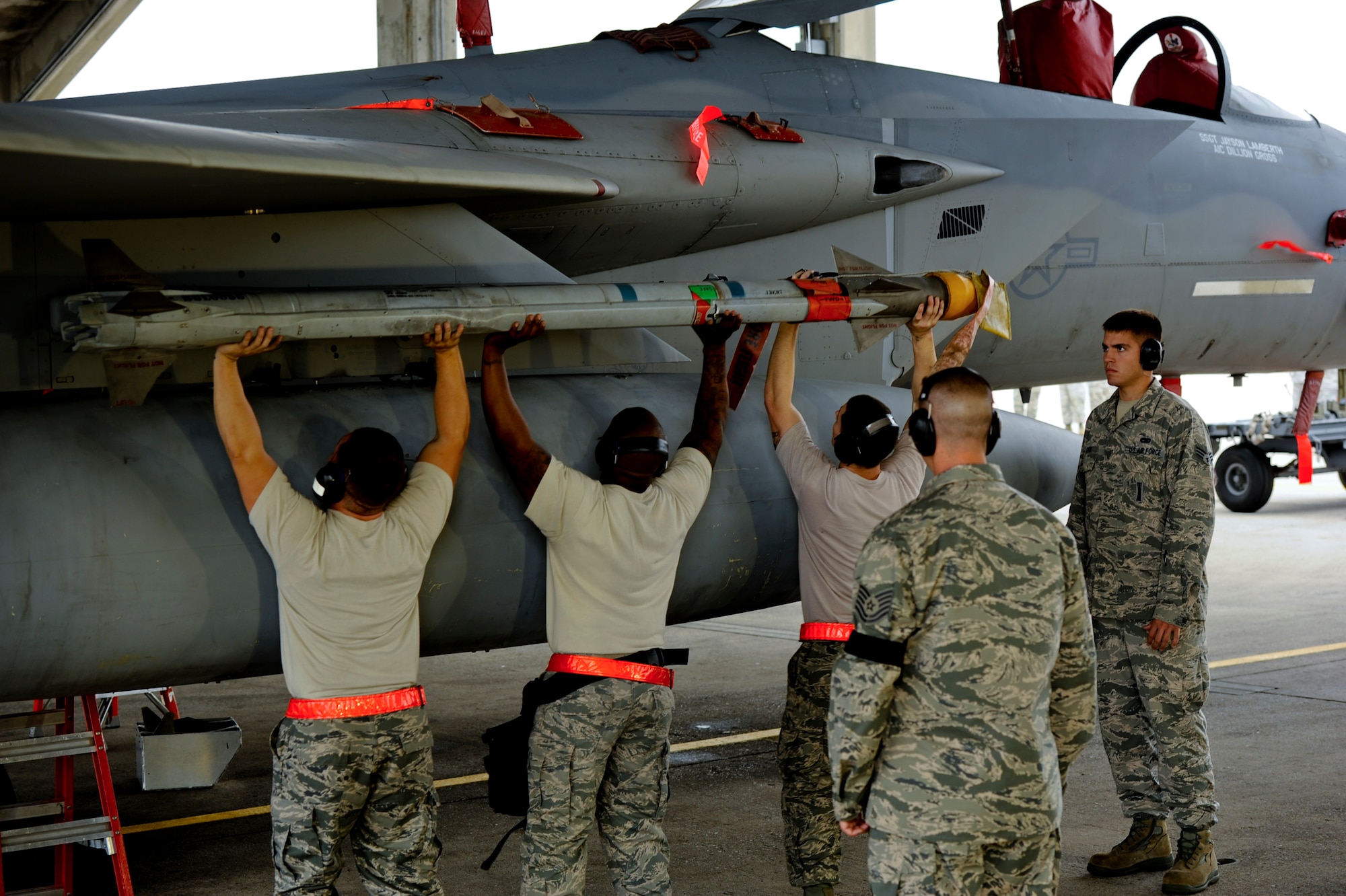 F-22s, F-15s face-off in weapons loading competition > Pacific Air ...