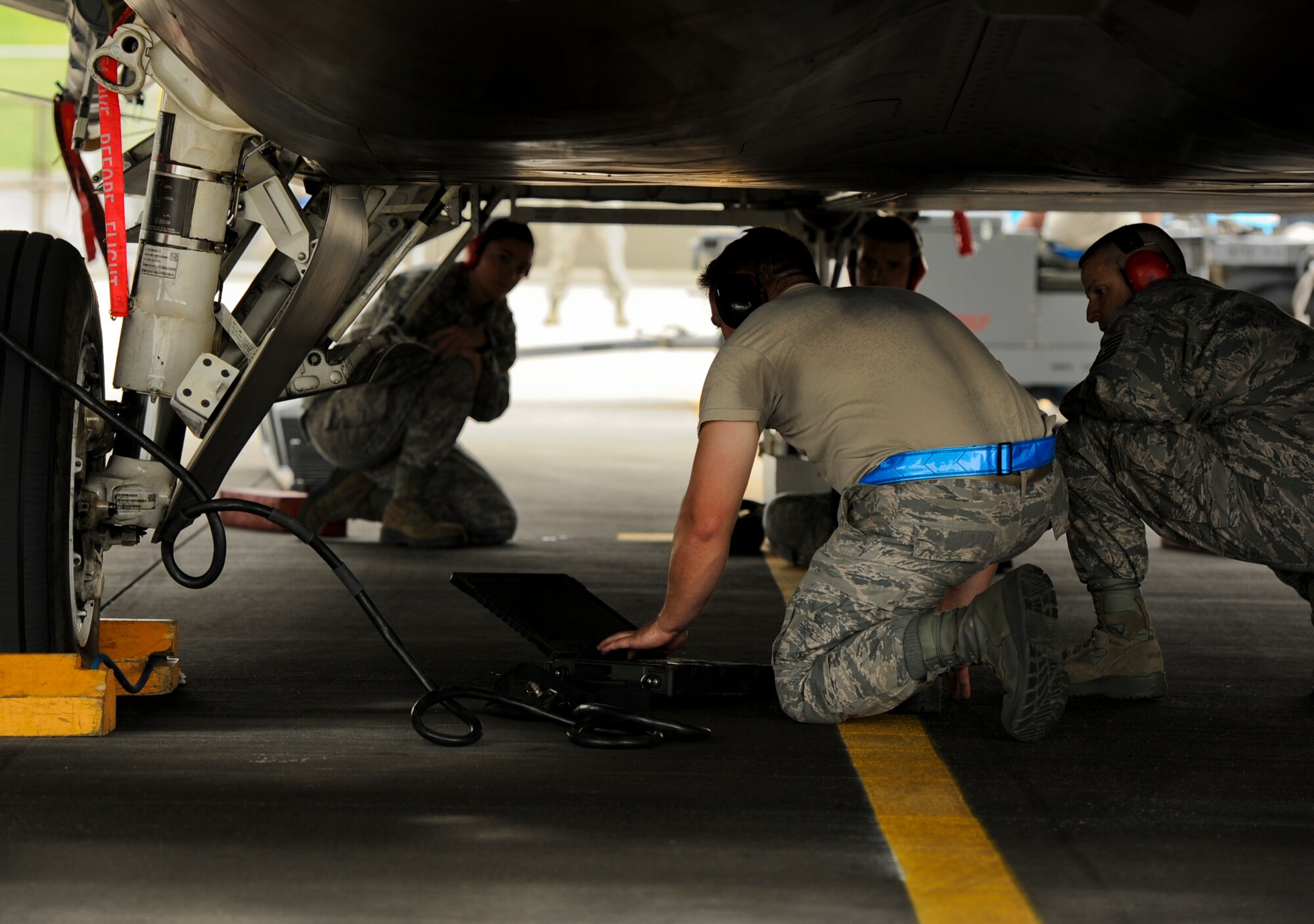 F-22s, F-15s face-off in weapons loading competition > Pacific Air ...