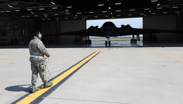Face of Defense: B-2 crew chief fills important role > Air Force Global ...