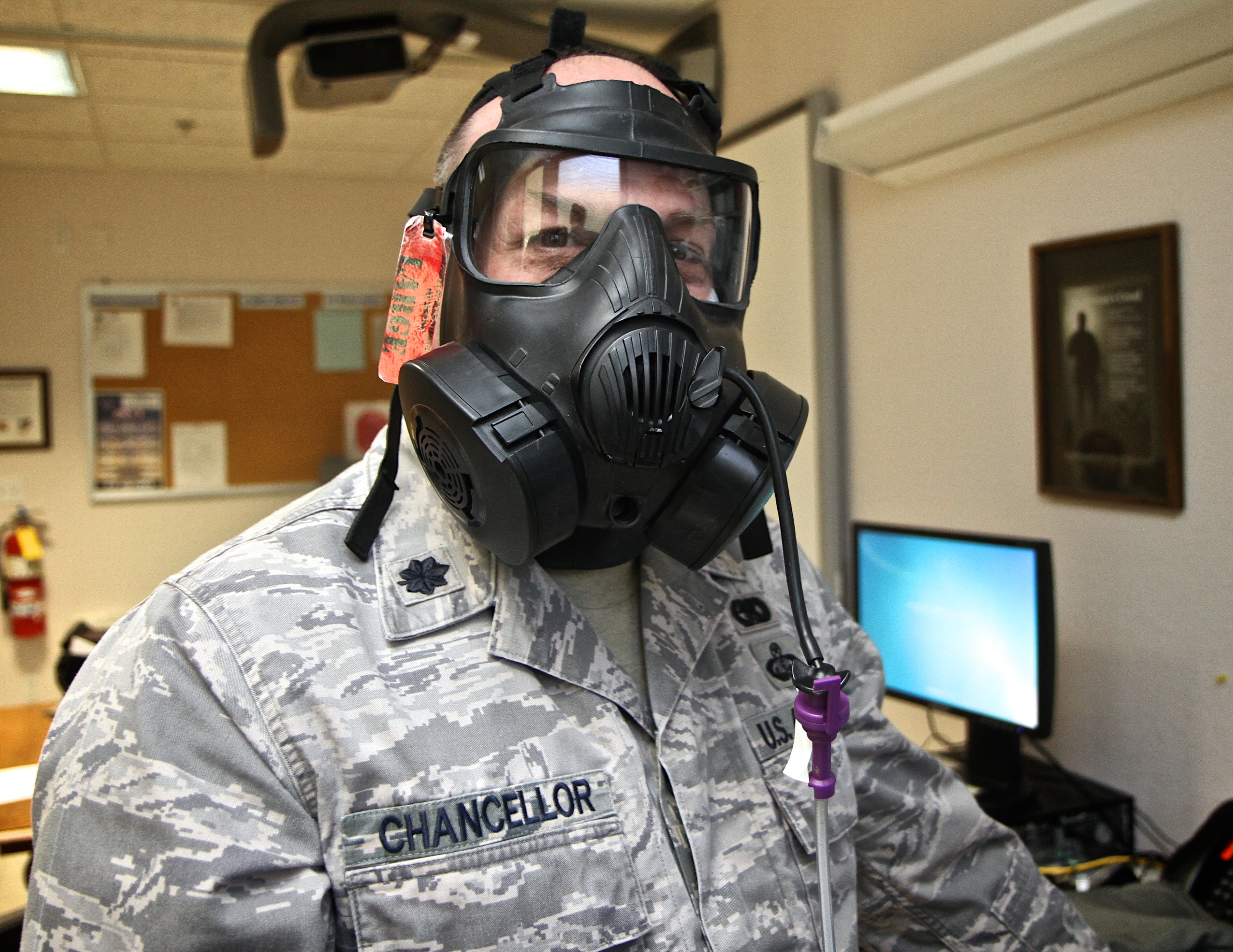 Mask fit test is a gas! > 932nd Airlift Wing > Article Display