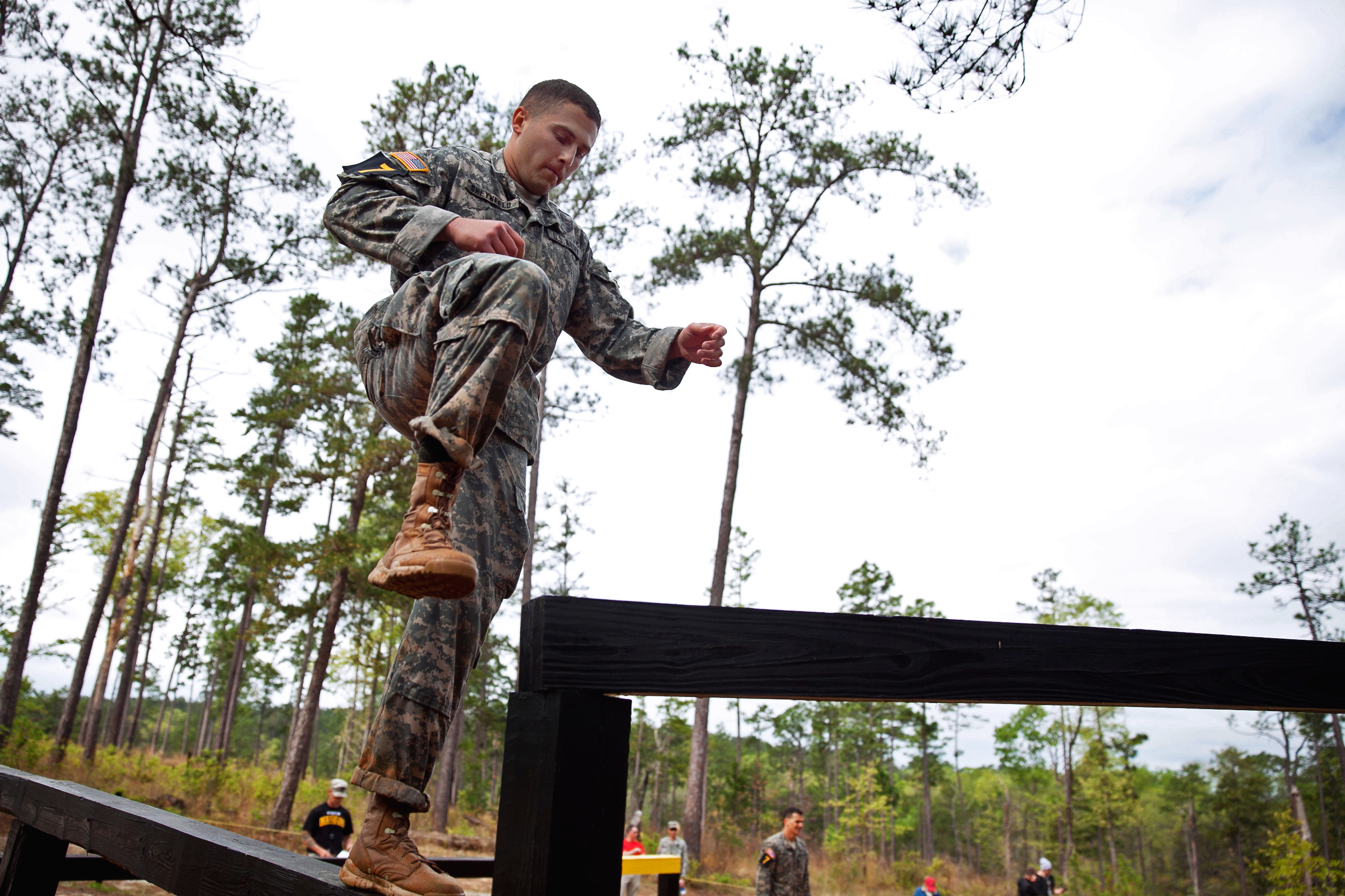 Army 1st Lt. Oleg Sheynfeld moves across the Tarzan obstacle during the ...