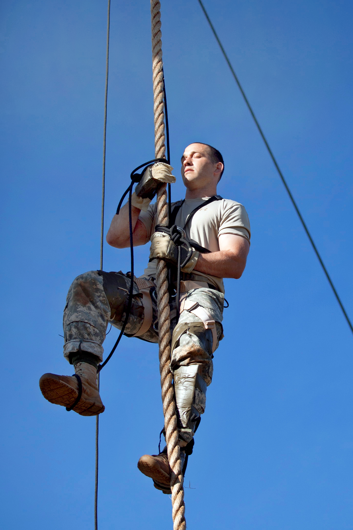Army Capt. Aaron Chonko performs the Prusik rope challenge during the ...