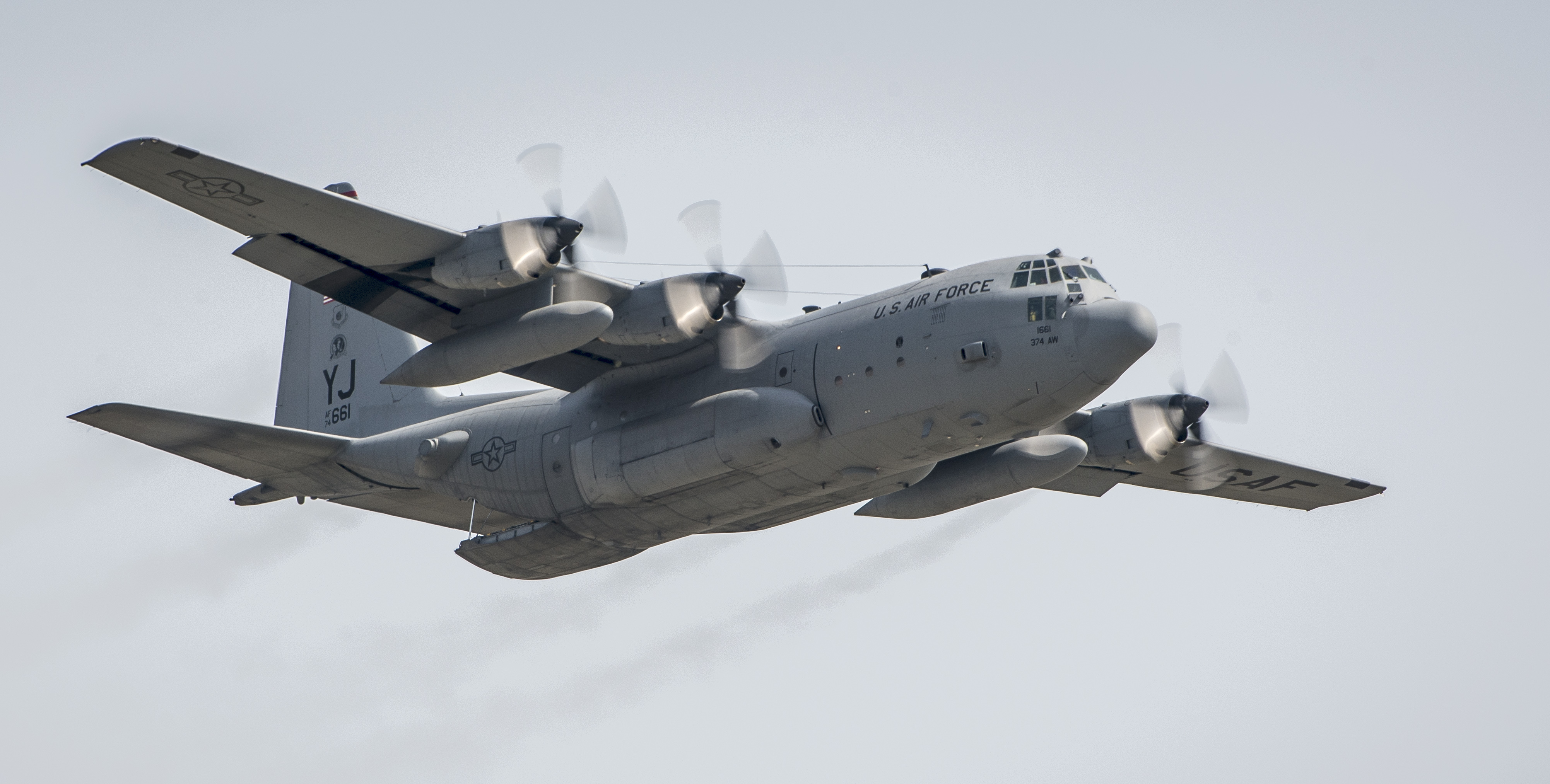 Airlifters stay on time, on target