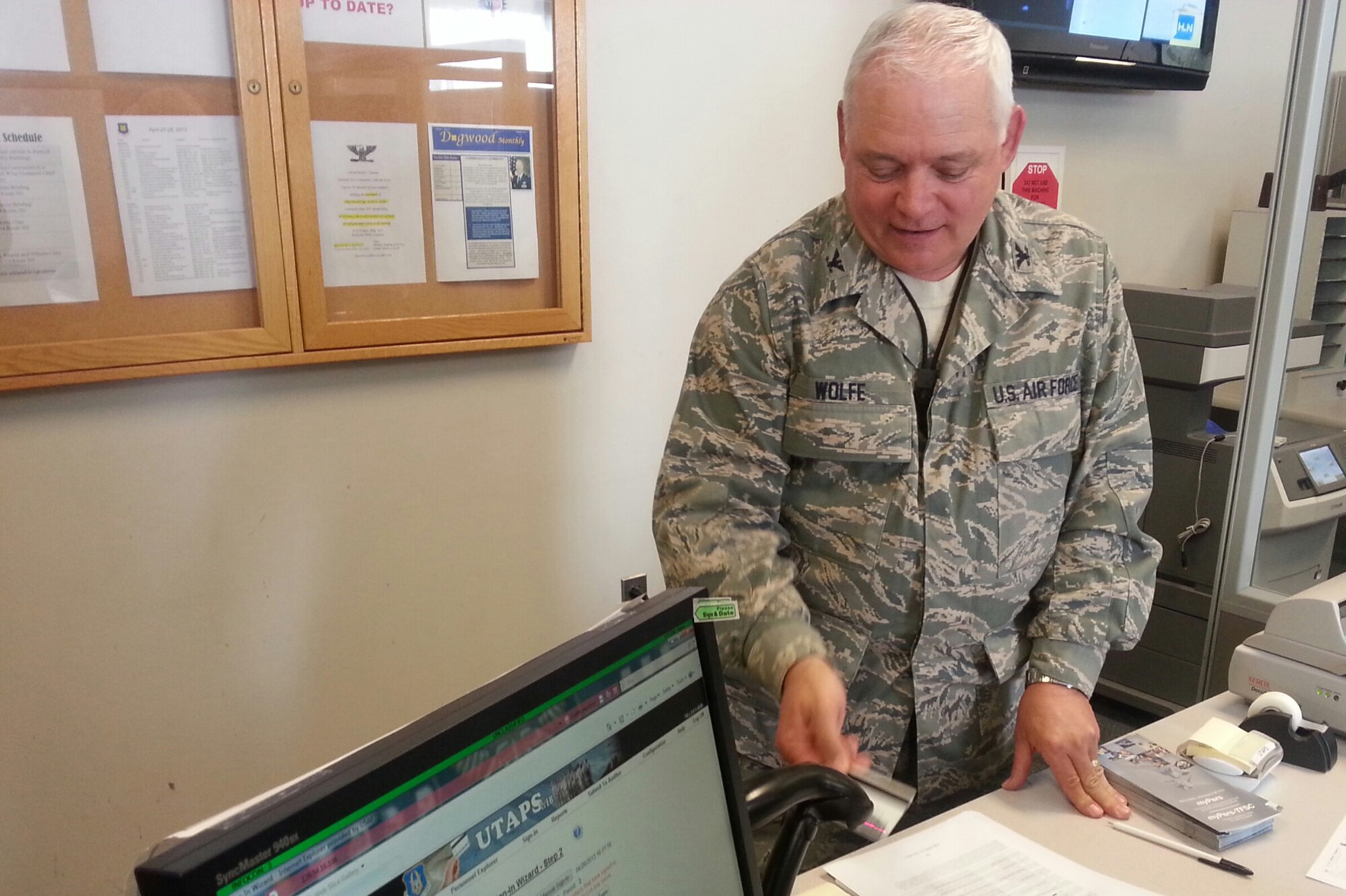 Col Wolfe signs out for the last time > 307th Bomb Wing > Article Display