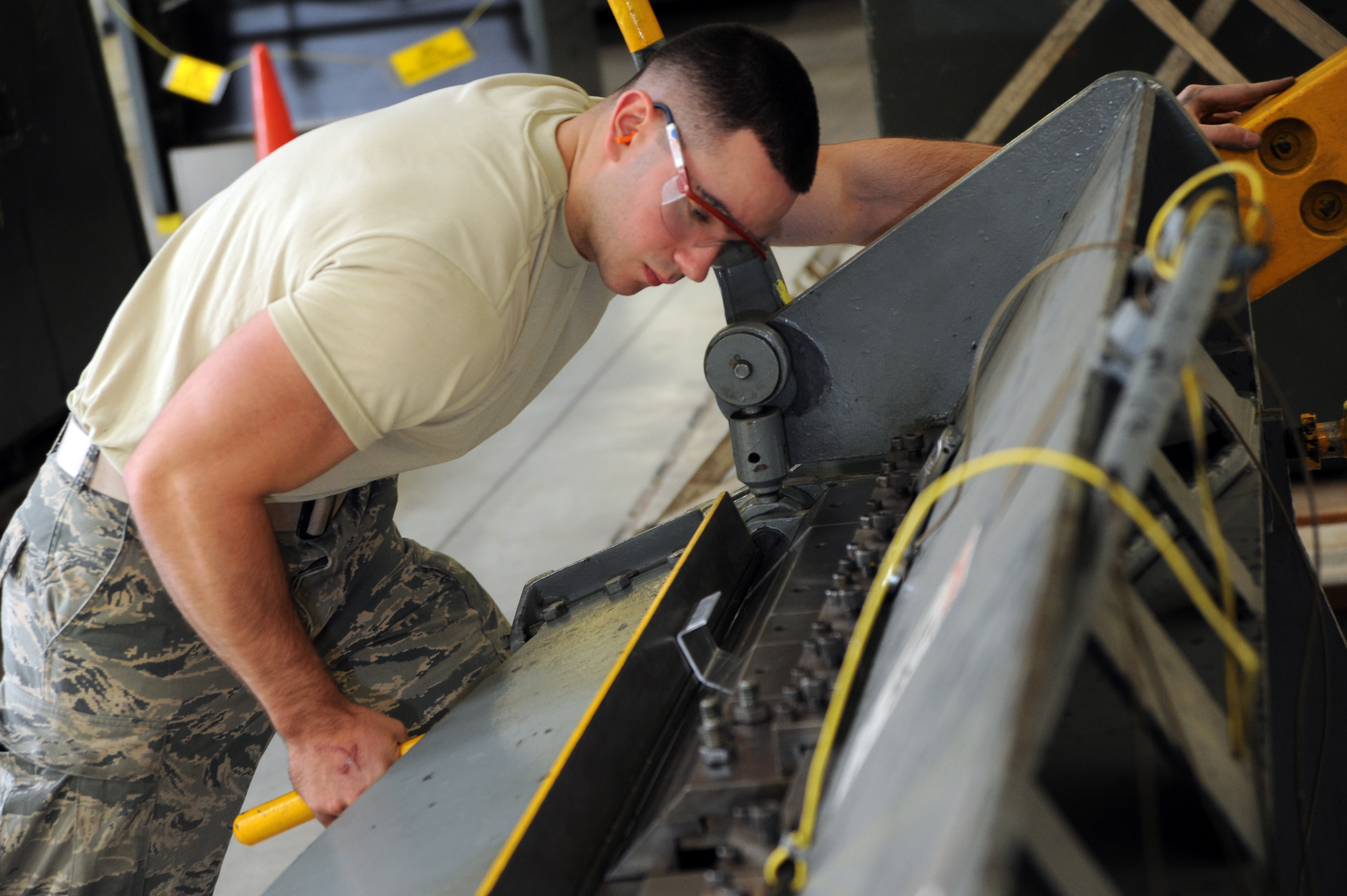 Fabricating F-16 Fighting Falcons > Misawa Air Base > Article Display