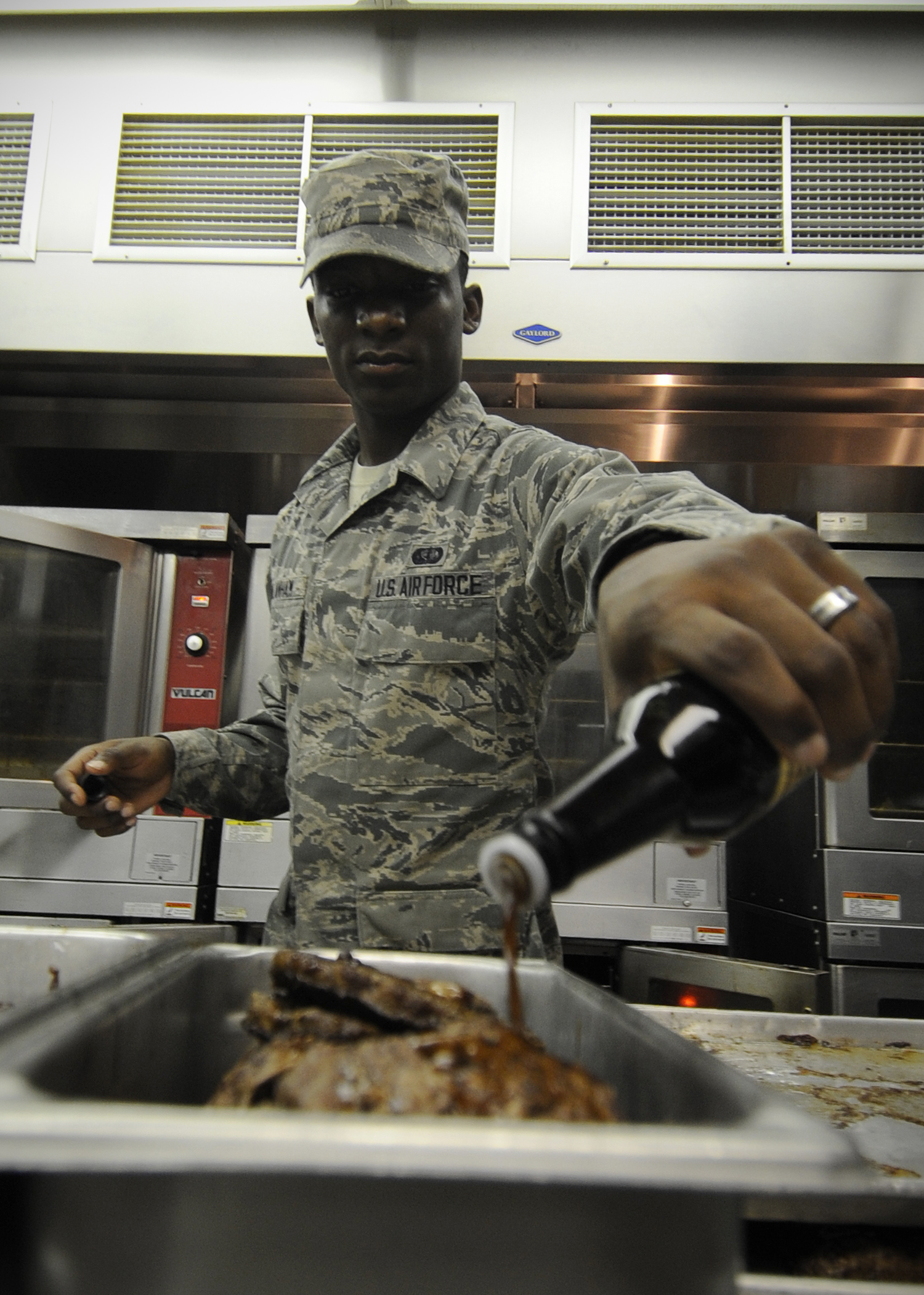 Dishing out energy: DFAC ‘fuels’ the flag > Eielson Air Force Base ...