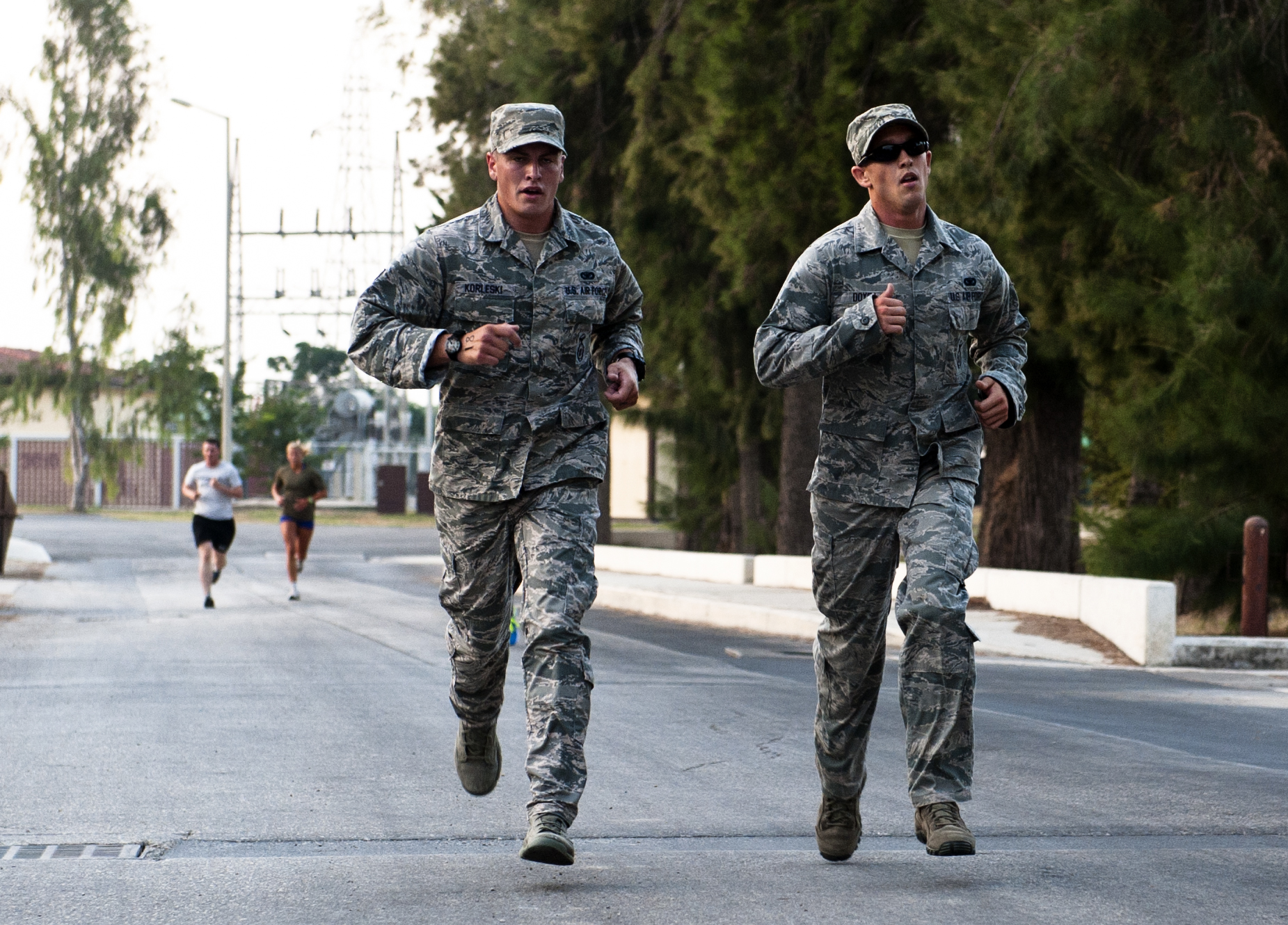 Why didn't the Enterprise switch to DS9/VOY style uniforms? : r/startrek