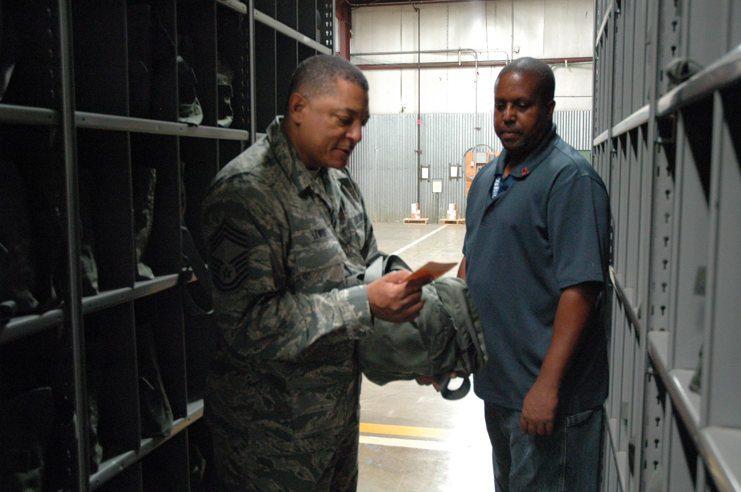 10th Air Force supervisor tours 940th LRS operations > 940th Air ...